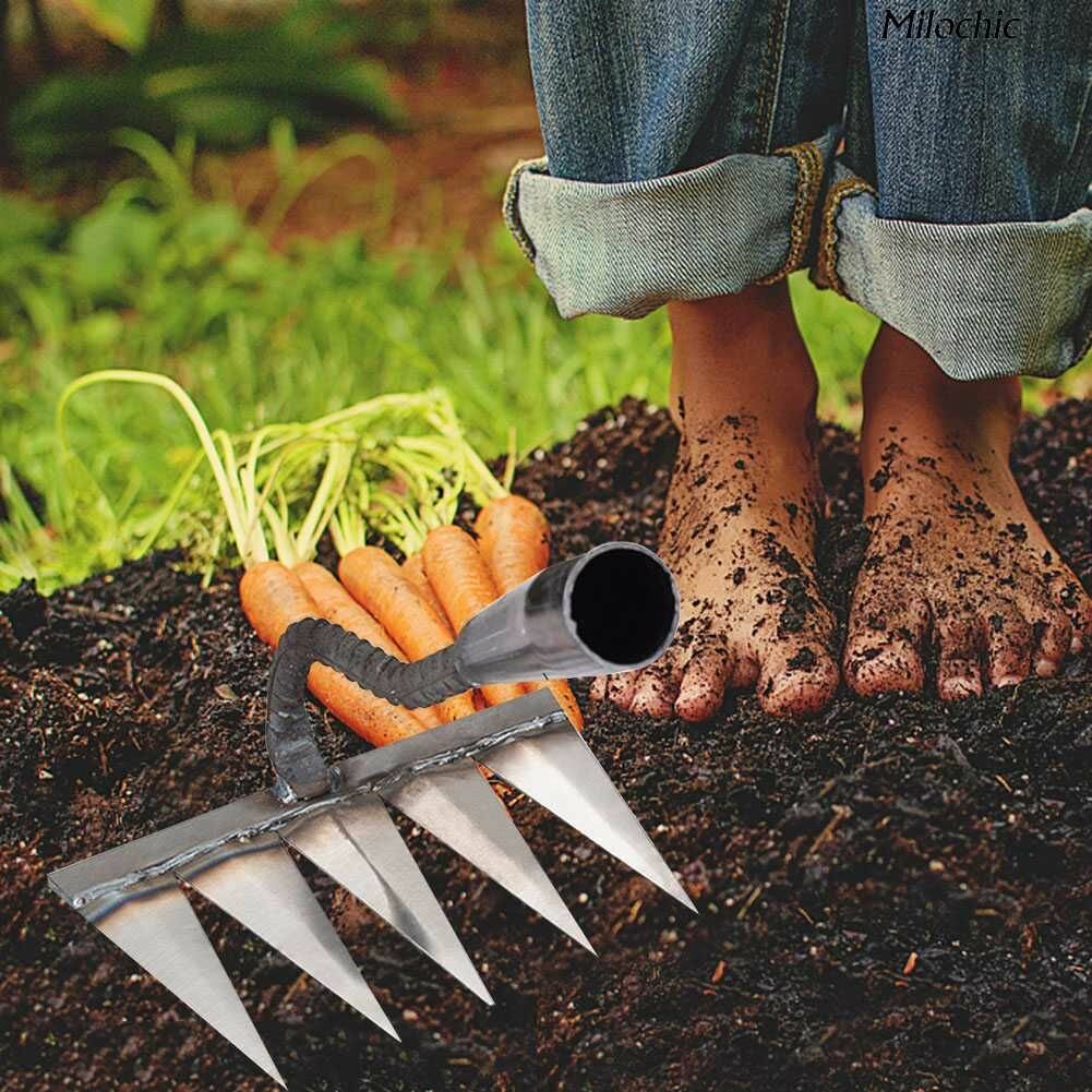 Переворачивание земли и рыхление почвы стальными граблями прополочное устройство