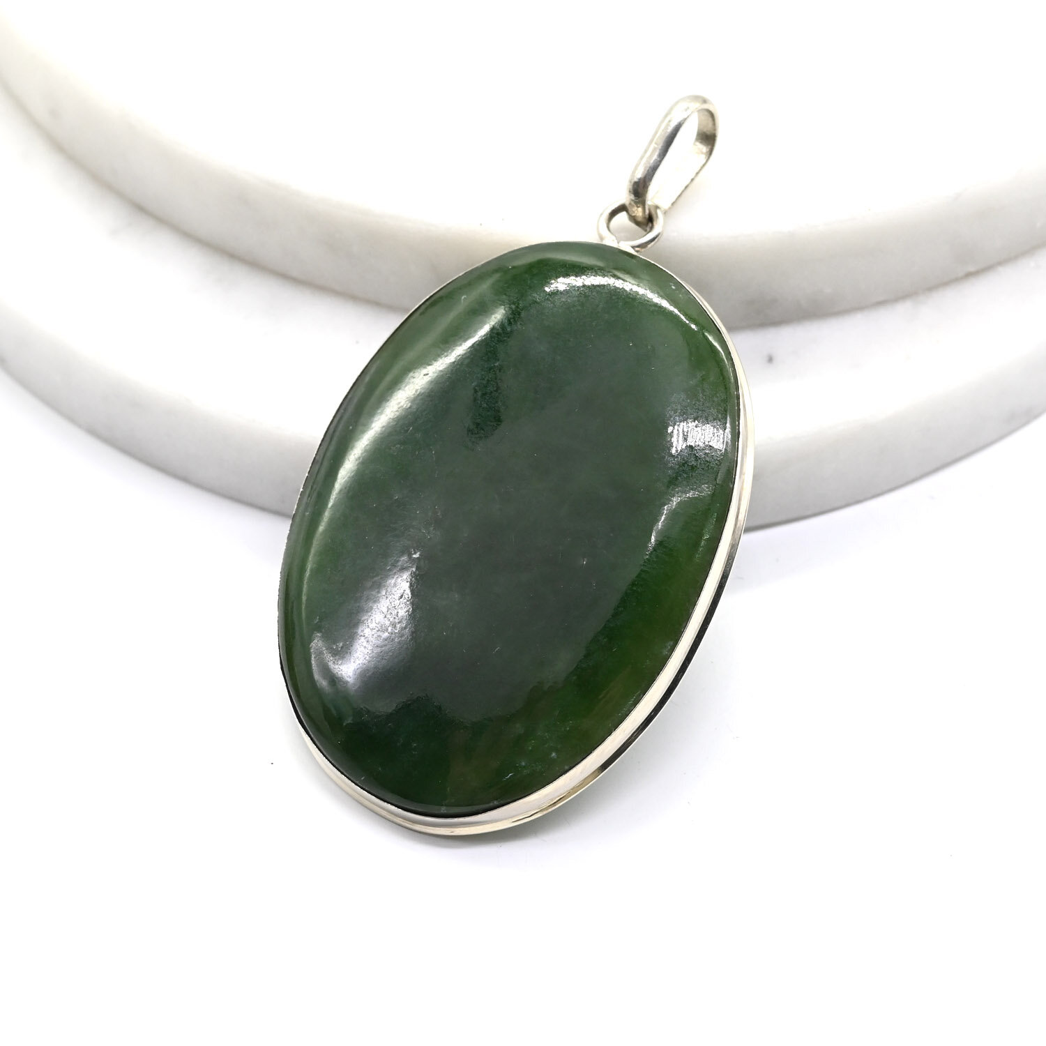 Подвеска, нефрит