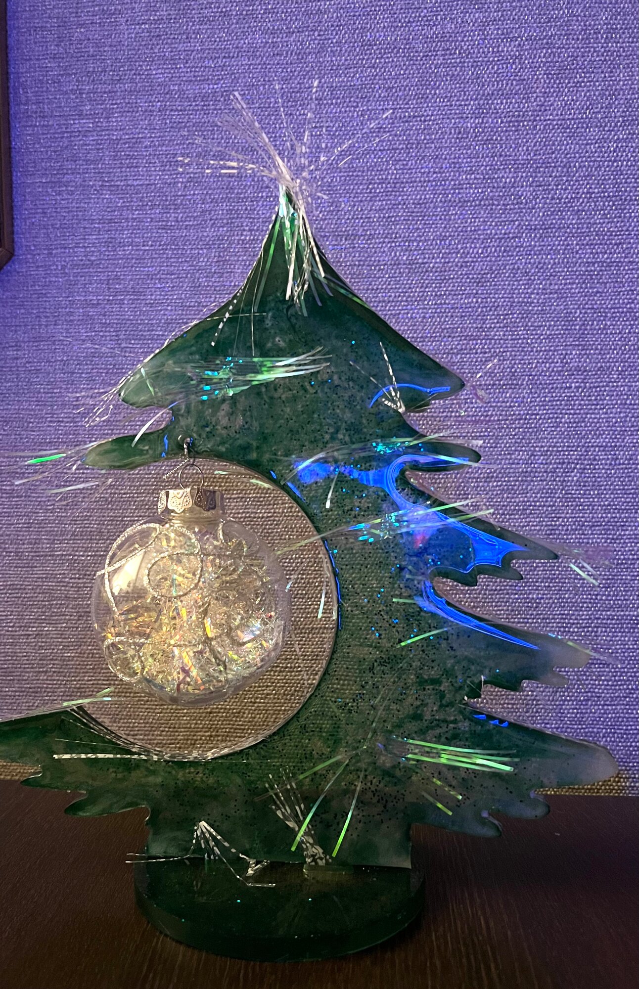 Новогодняя чудо-елка и волшебный шар.