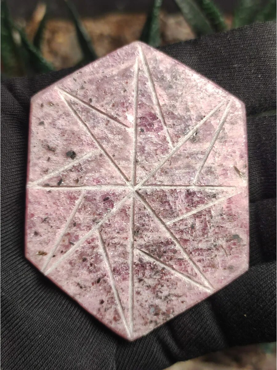 Корунд красный камень "денежный магнит", артефакт