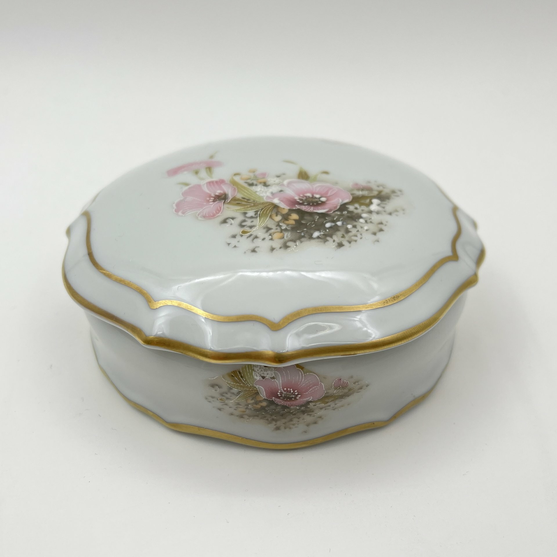 Шкатулка круглой формы, украшенная нежным цветочным декором, фарфор