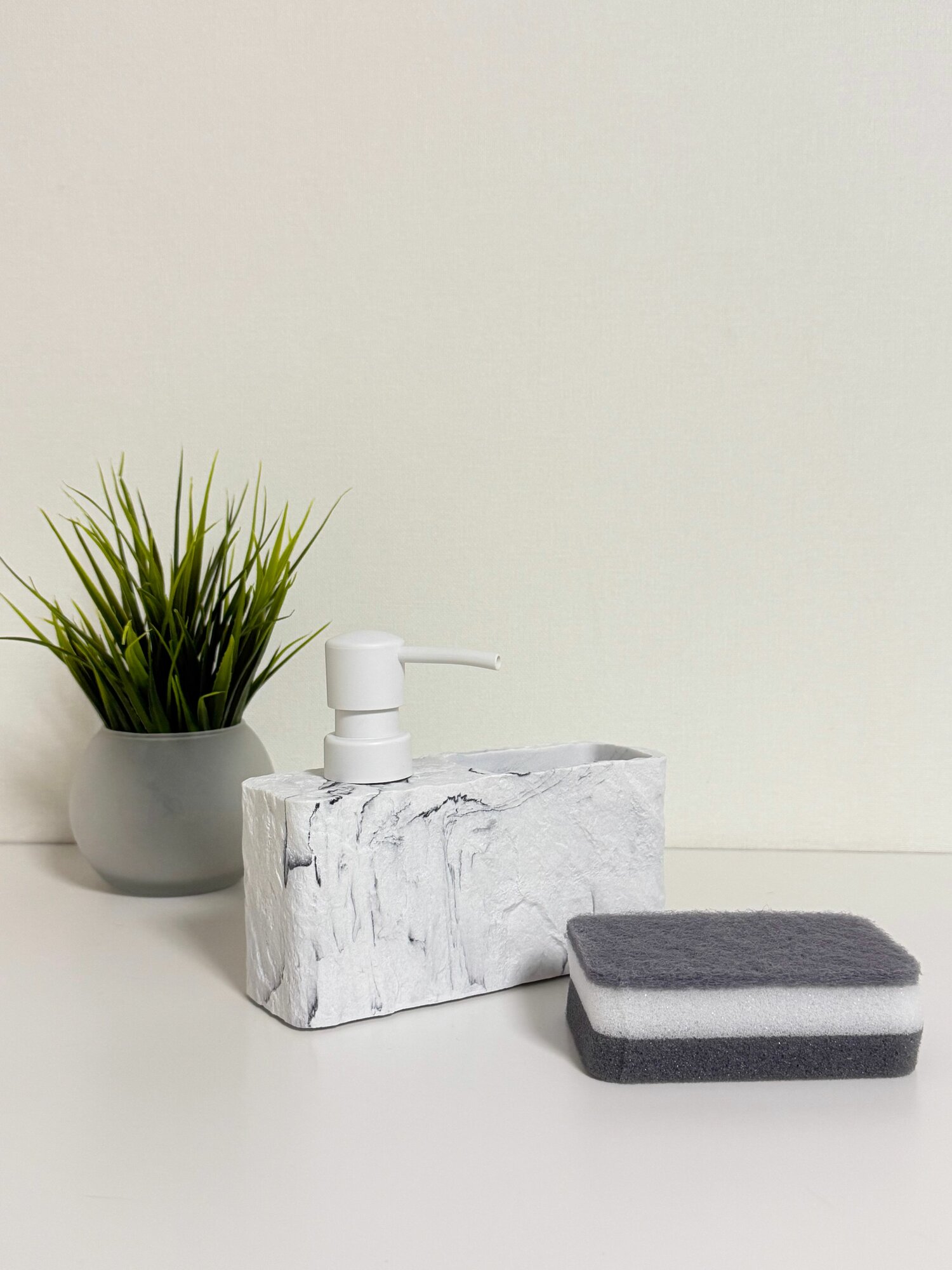 Кухонный диспенсер , дозатор для мыла с губкой, "Камень" белый мрамор с белым дозатором