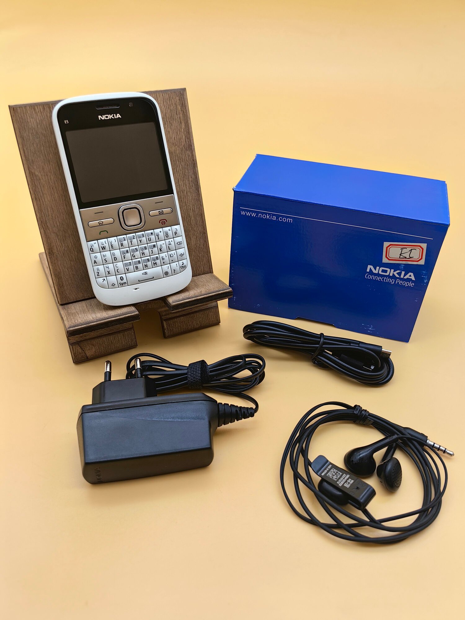 Мобильный раритетный кнопочный телефон с qwerty клавиатурой Nokia E5, Белый