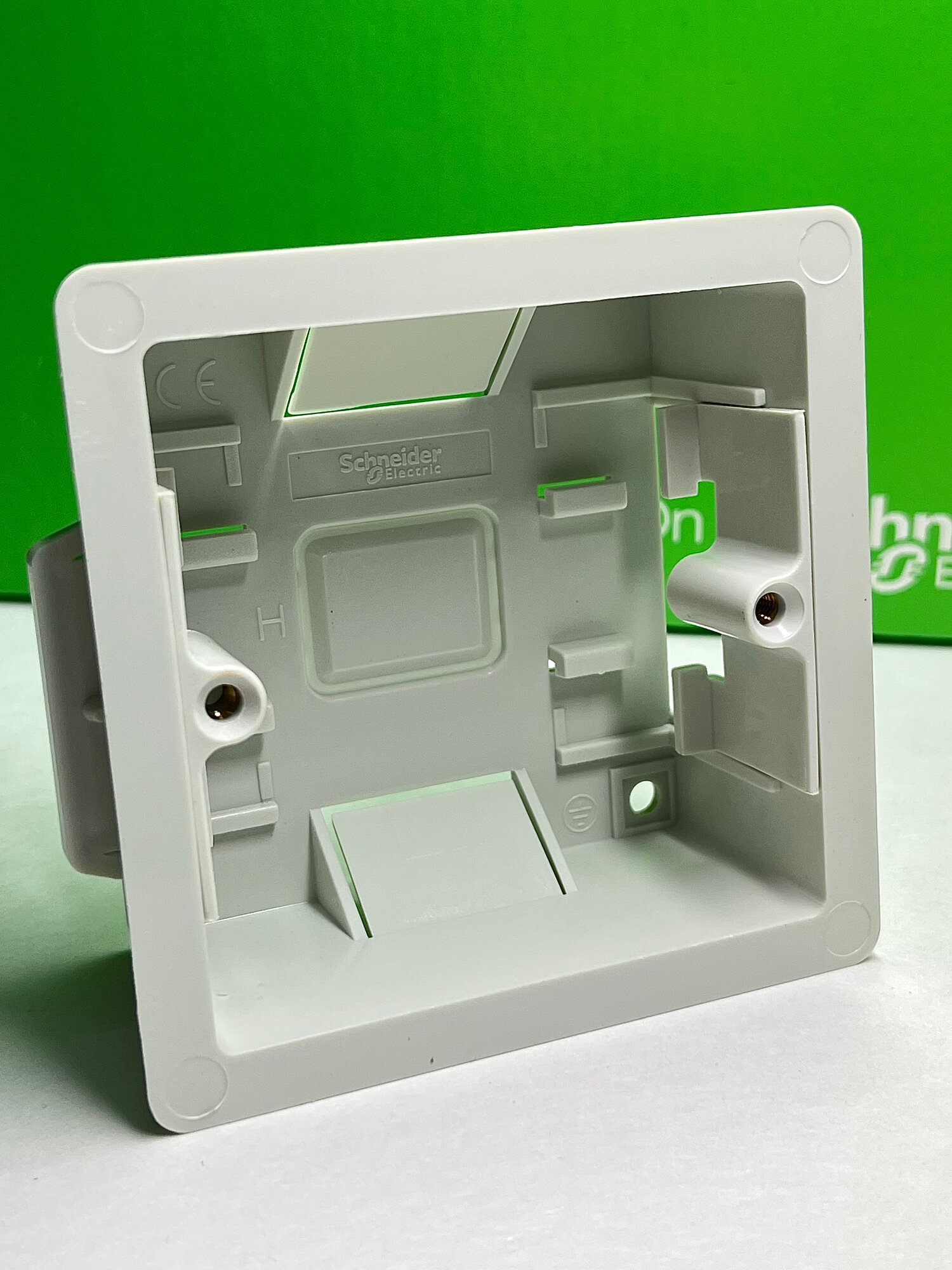 Schneider Electric Коробка установочная квадратная (GDL1) 83x83x50 мм для термостатов Siemens, Schneider Electric, Xiaomi Aqara, обладающих квадратной внутренней частью.