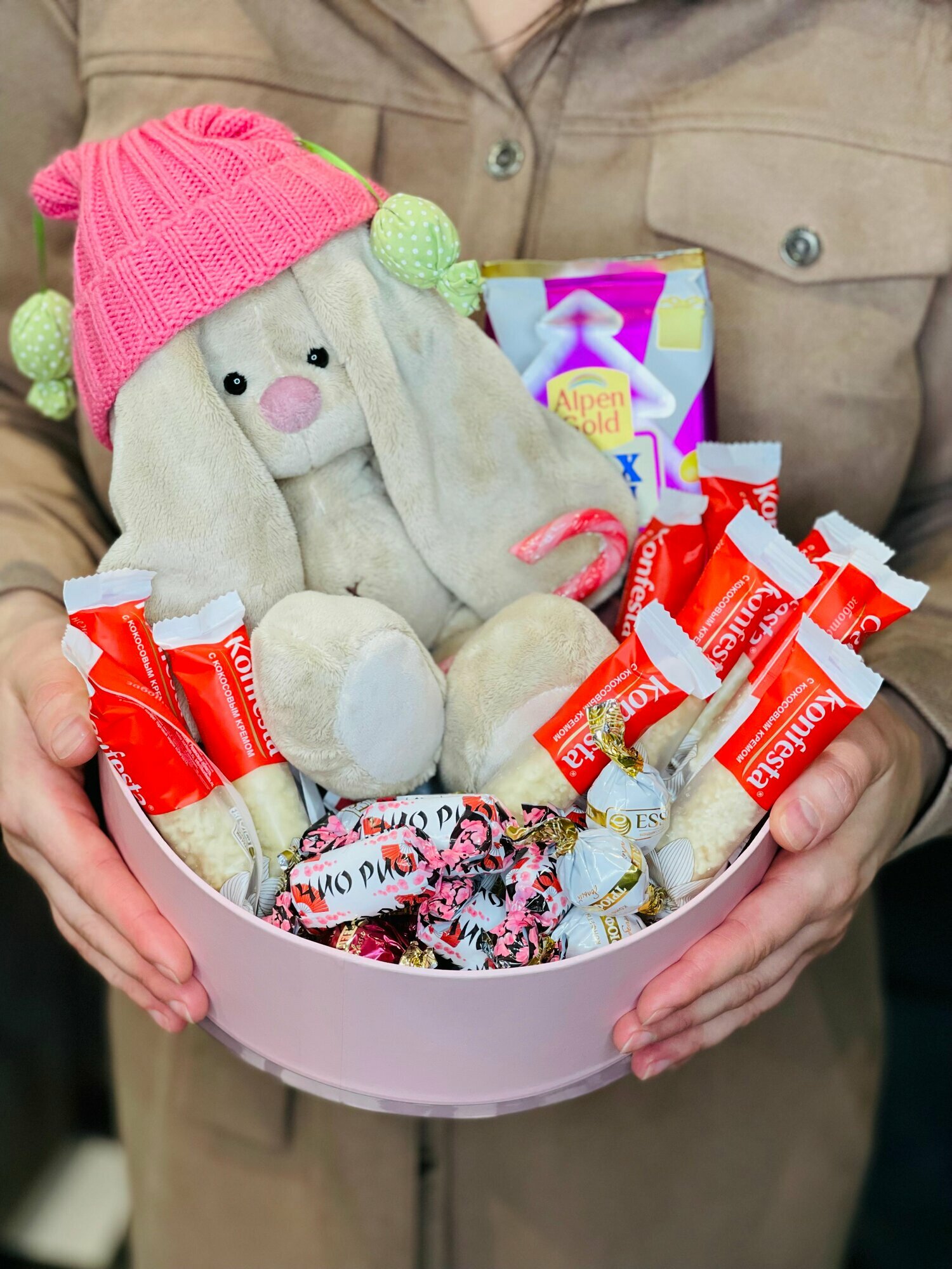 Подарок для девушки с игрушкой и конфетами: Зайка Ми в подарочной коробке и вкусняшки