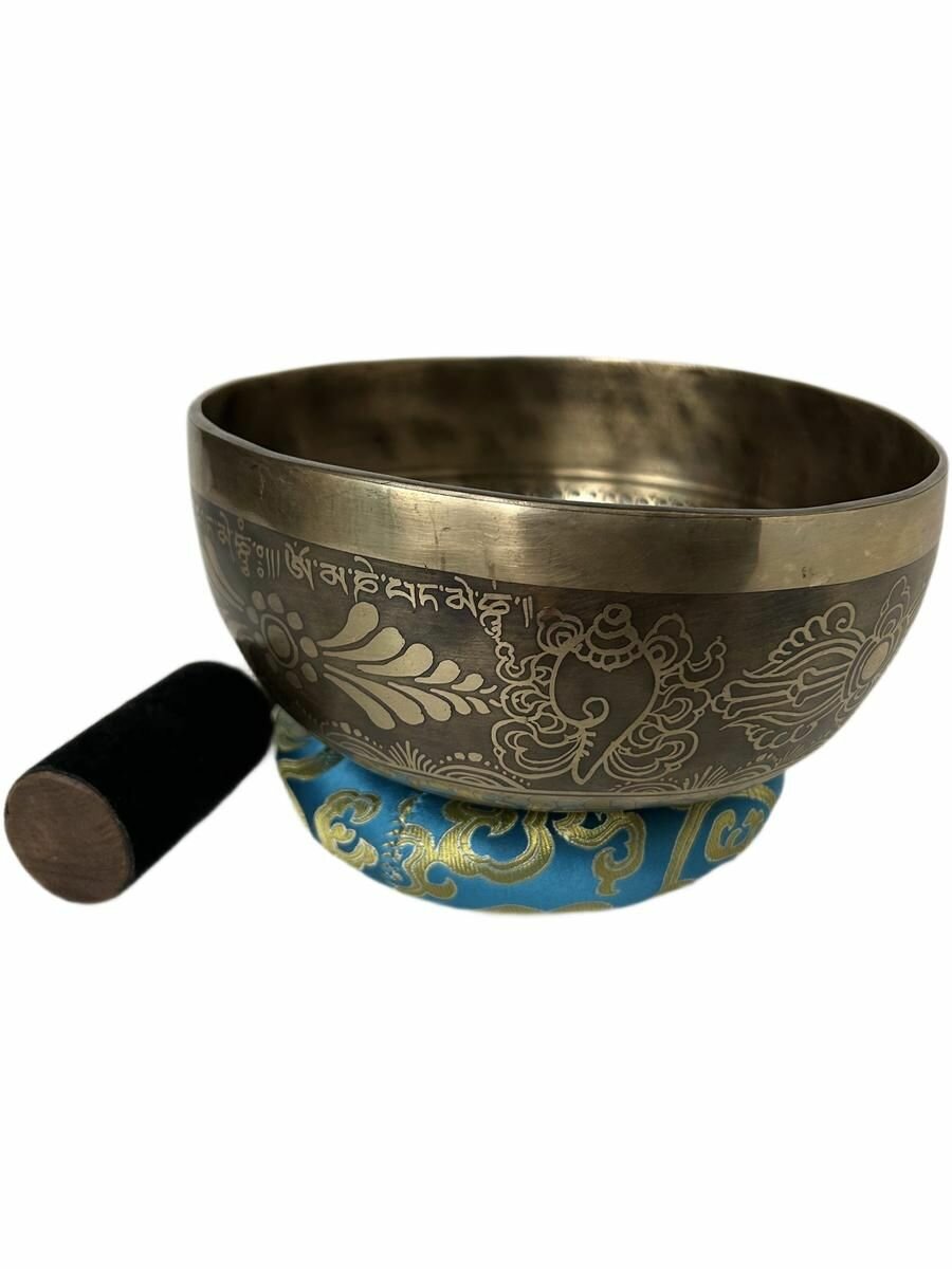Тибетская поющая чаша тёмная с буддийскими символами (кованая): диаметр 20 см, нота Фа, 166 Гц, частота вибрации: 309 Гц, в комплекте со стиком и подушечкой