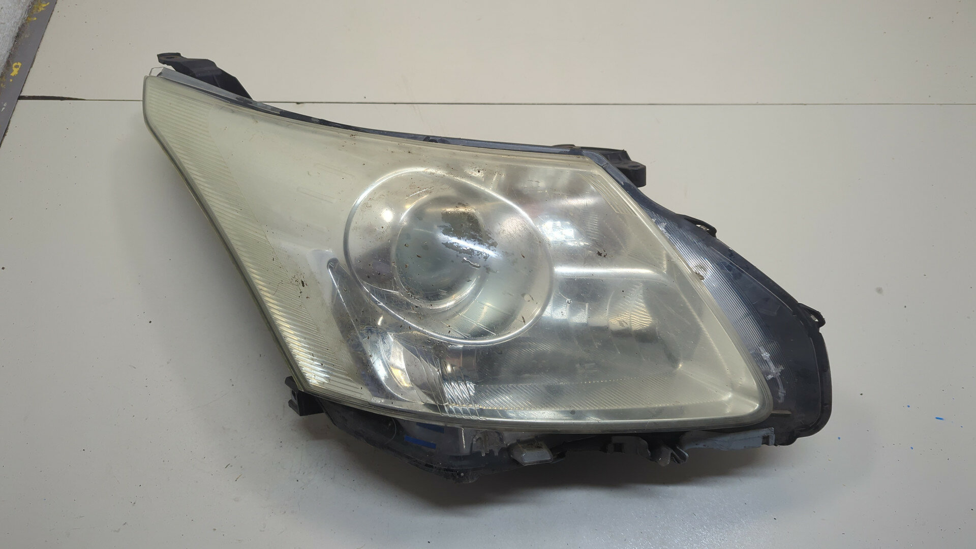 Фара (передняя) правая Toyota Avensis 3 Б/У