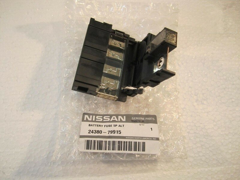 NISSAN 2438079915 блок предохранителей