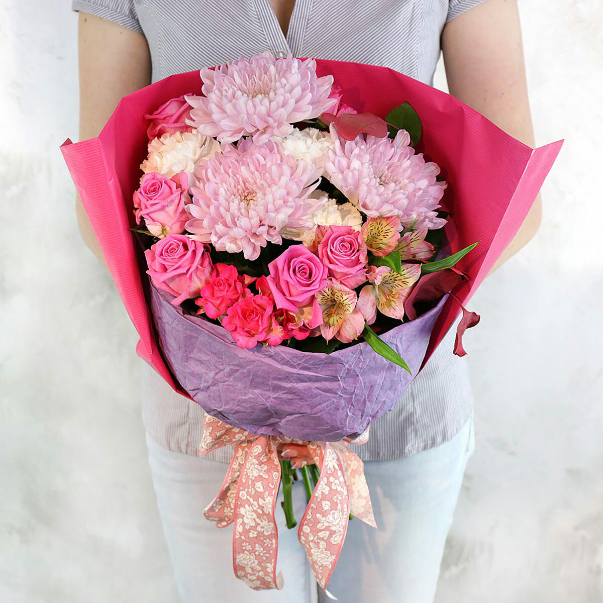 Букет Букет Маркет, хризантема, роза, гвоздика, ветви эвкалипта, листья салала