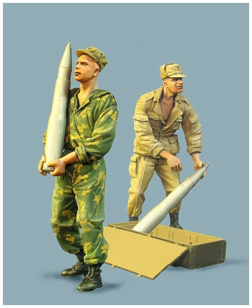 T35204 Советские танкисты со 115 мм снарядами (Афганистан) (2)