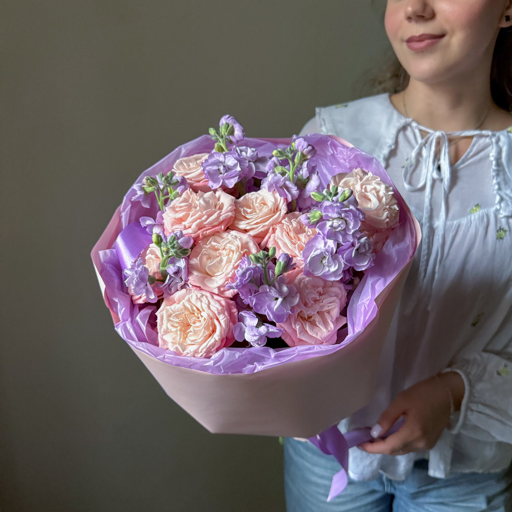 Букет с кустовой пионовидной розой и лавандовой маттиолой . Veresk 487