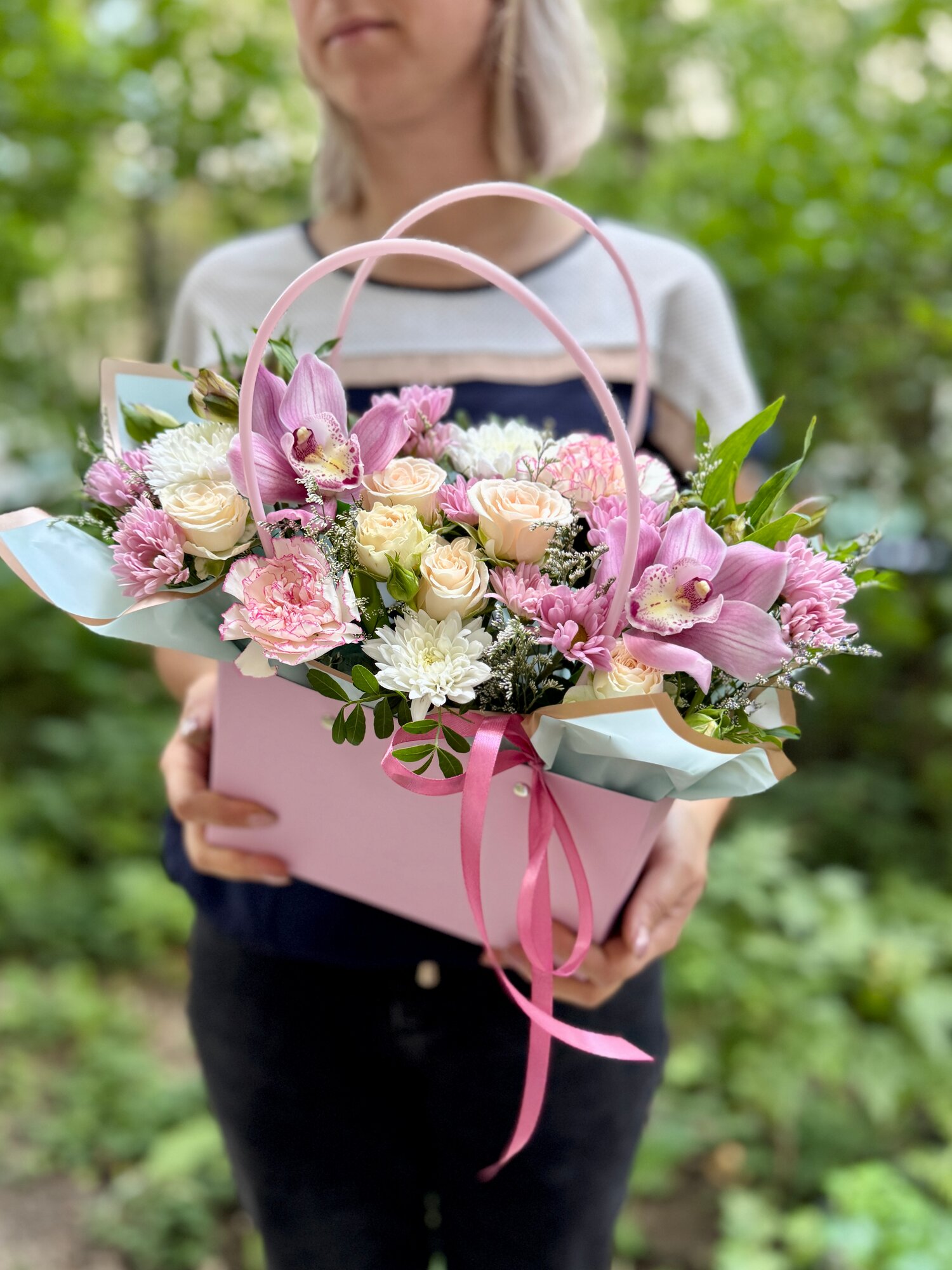 "Цветы в сумочке" - живые орхидеи, кустовые розы, альстромерия