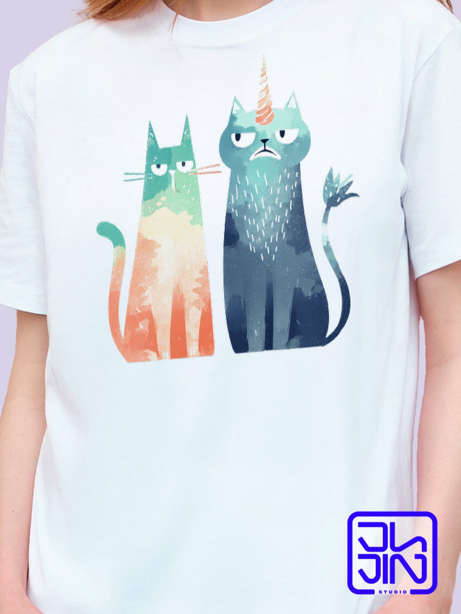 Футболка классическая женская с авторским принтом Смешные темно-синие и морская волна кошки с единорогом и мемами оригинальные, белый хлопковый трикотаж с прикольным рисунком на груди