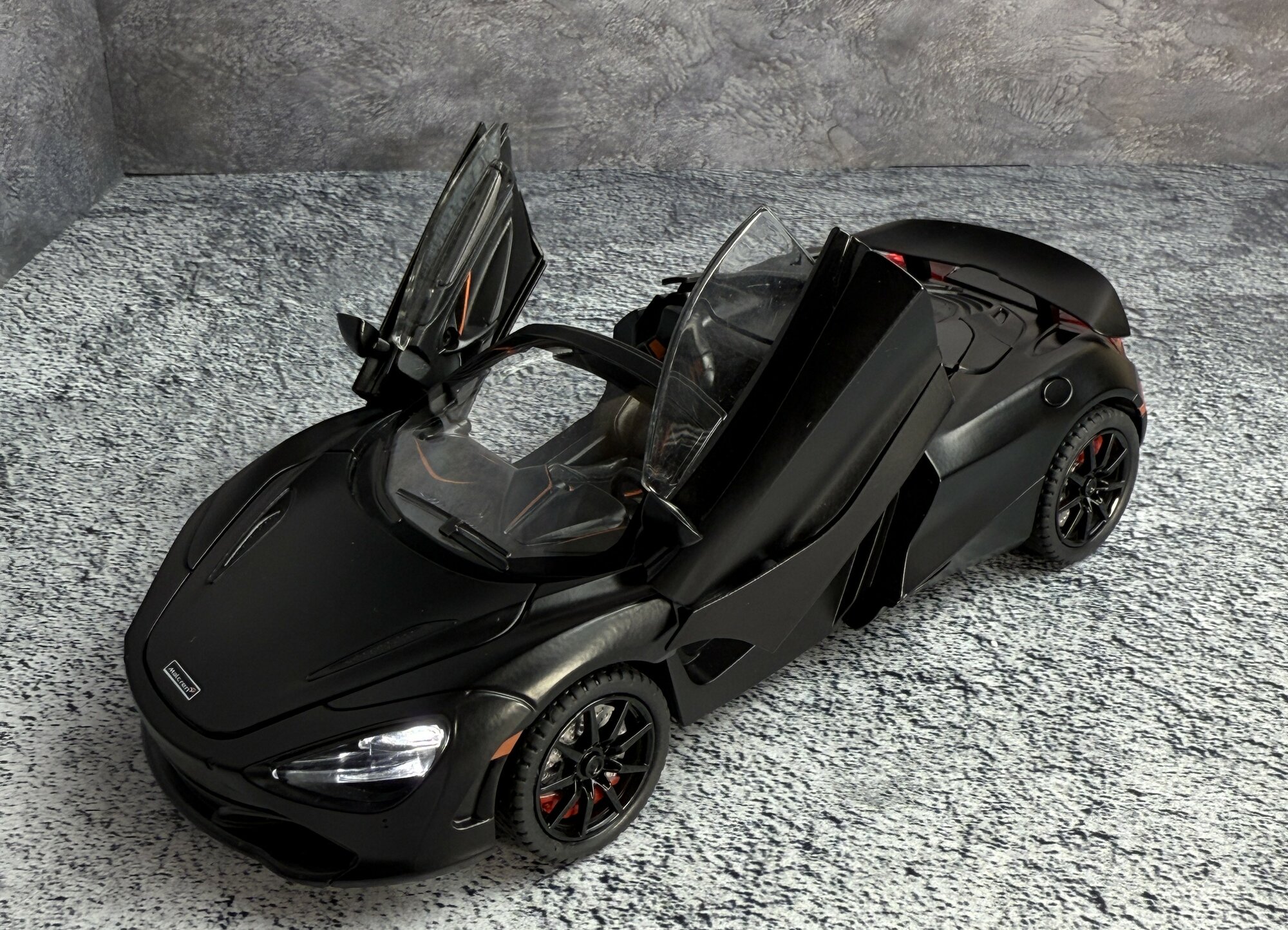 Металлическая машинка McLaren, 720S 1:24 со световыми и звуковыми эффектами