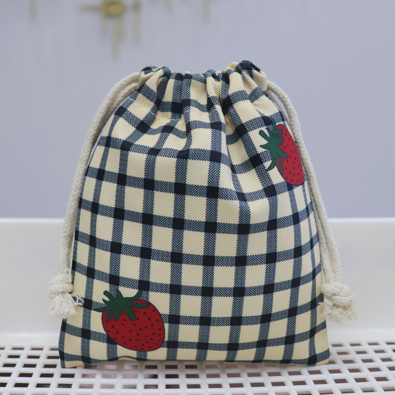 Miniso Клетчатый кошелек для монет с завязкой в виде клубники, место для хранения гигиенических прокладок, место для хранения косметических ручек, сумка через плечо на молнии для мобильного телефона, ткань.