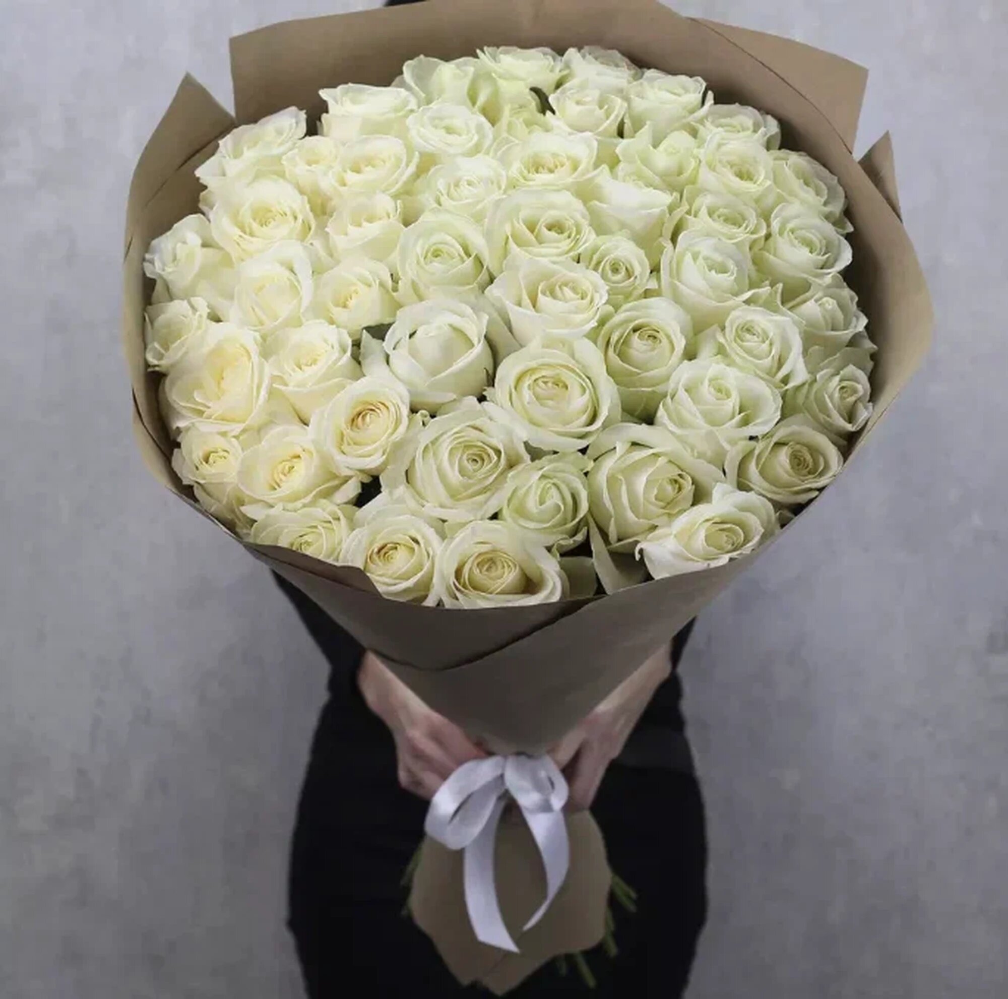 Монобукет ShokoFlowers, из белых роз, 51 шт, высота 70 см, с бантом