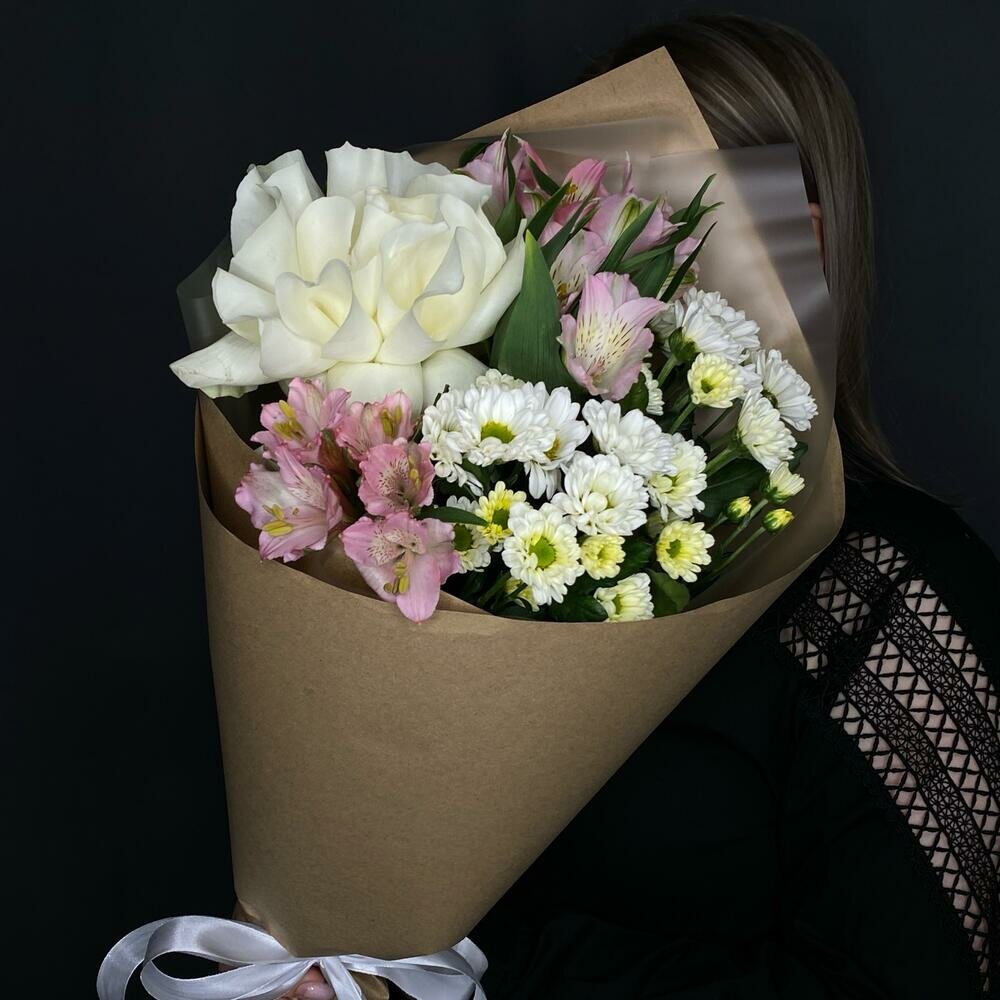 Букет-комплимент с французской розой, хризантемами сантини и альстромериями "Мгновение благодорности"