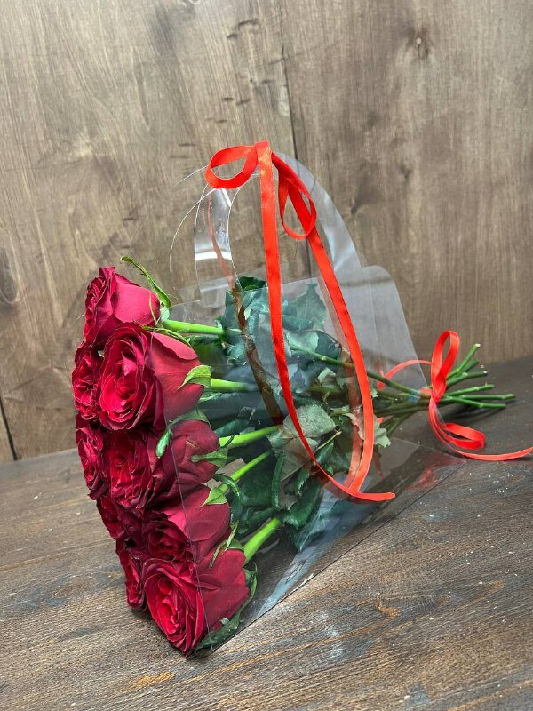Красный акцент: 9 роз, упакованных в стильную сумку - отличный выбор для любого повода