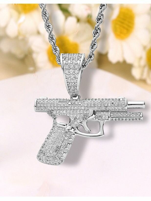 Пистолет-подвеска на ожерелье: модное украшение