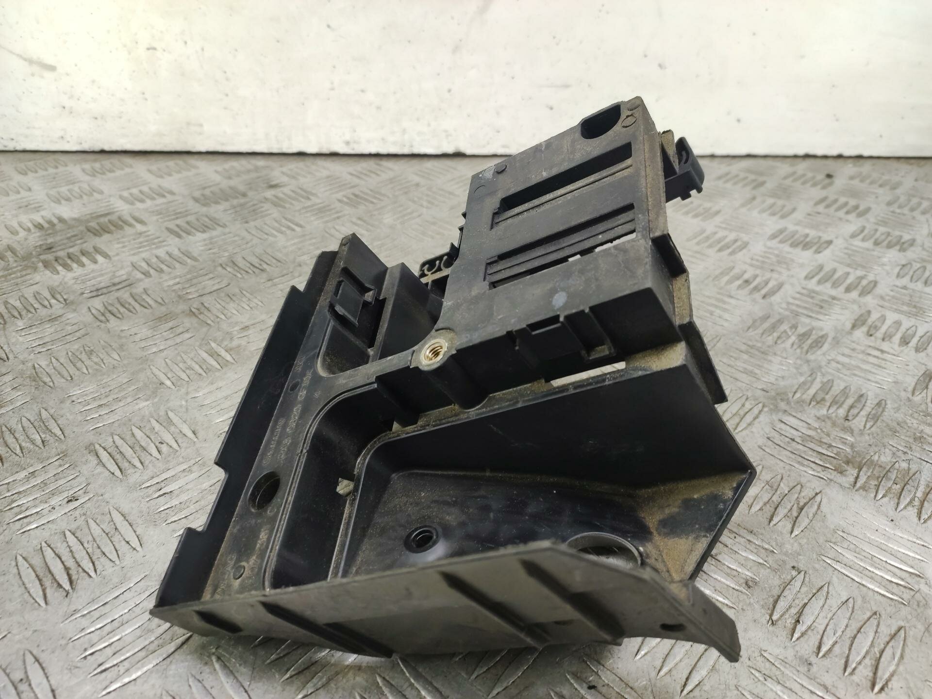 Крепление блока предохранителей Skoda Yeti (2009 - 2014) 1K0907361C