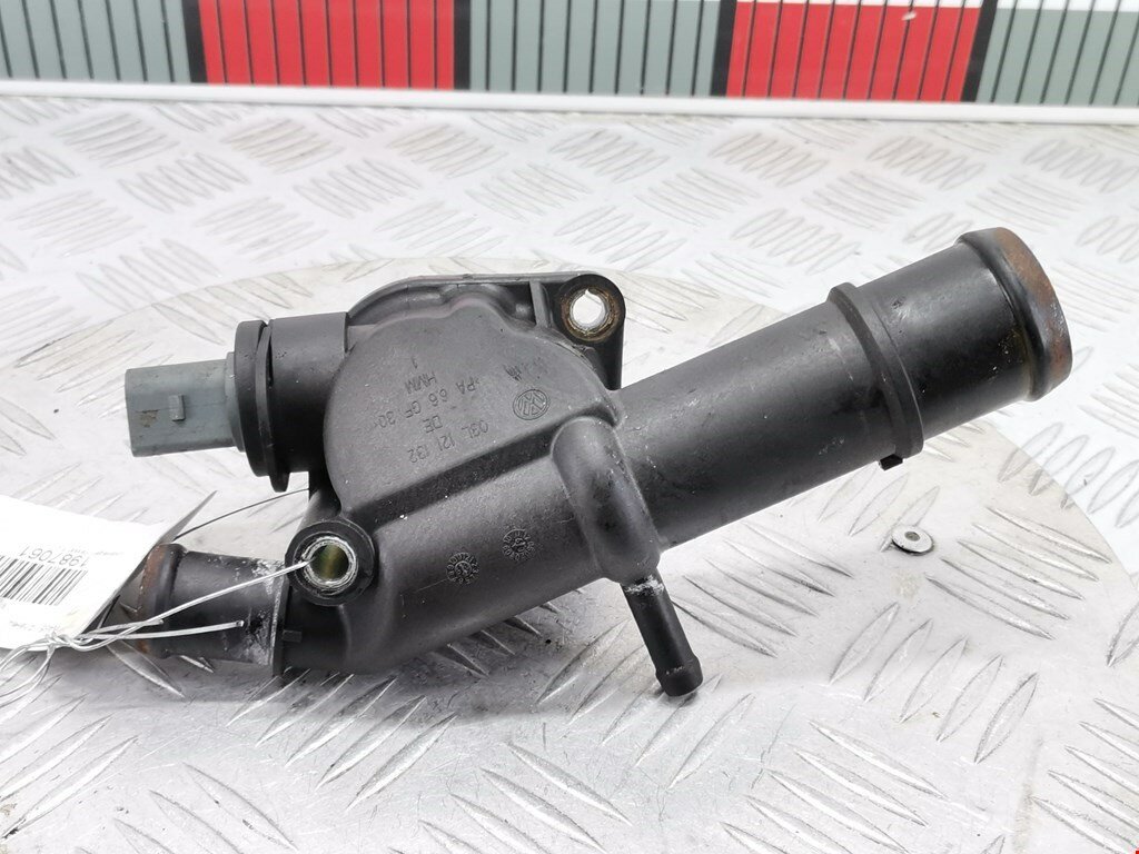 Фланец (штуцер системы охлаждения тройник) Volkswagen Passat 6 03L121132 арт. 1987061