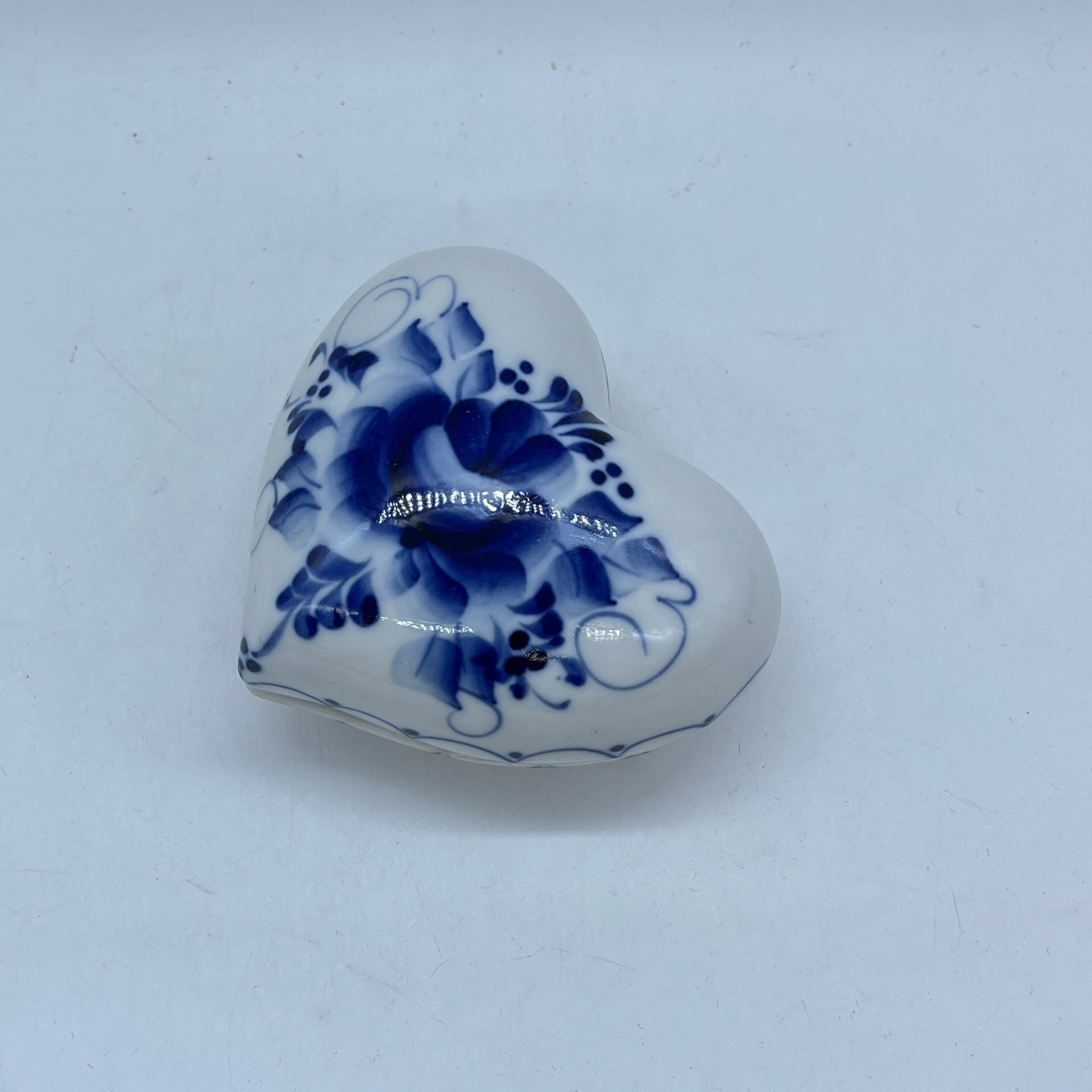 Шкатулка в виде сердца с цветочным декором, фарфор, роспись, Россия, 2000-2010 гг.