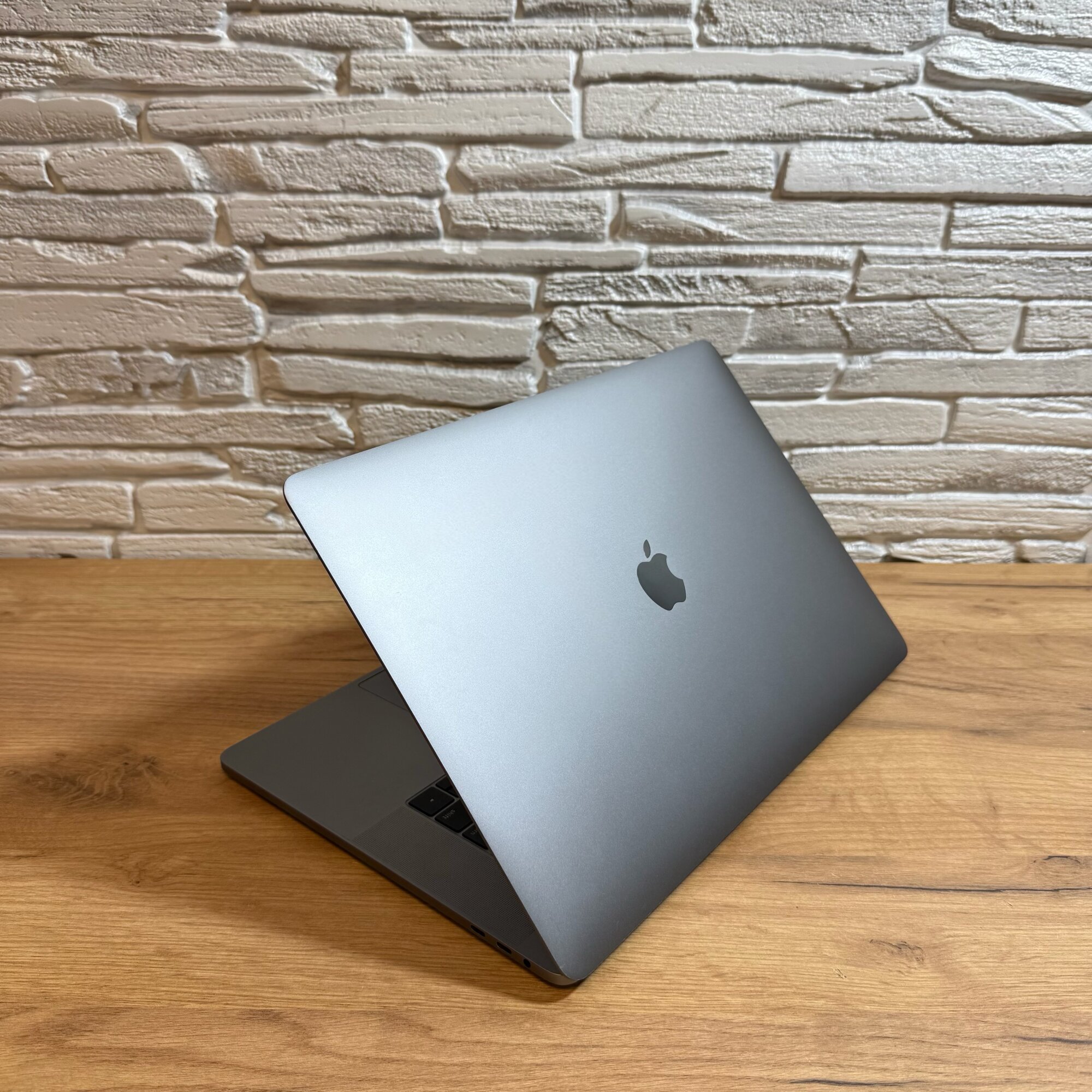 Ноутбук Apple MacBook Pro 15 2019, i9 2.3 ГГц, RAM 16 ГБ, SSD 512 ГБ, Radeon pro 560x 4gb, A1990 серый космос, английская раскладка