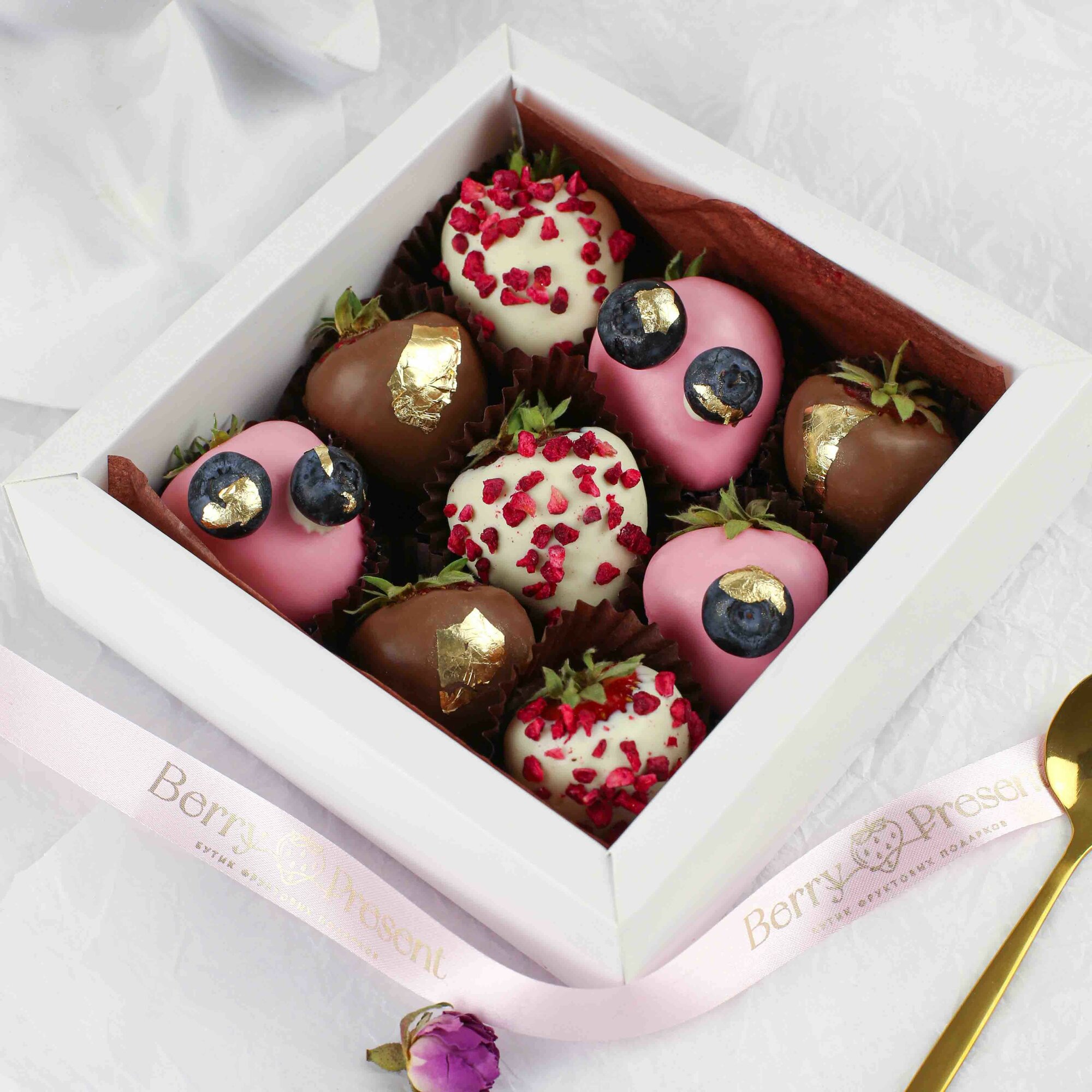 Клубника в шоколаде в коробке Набор "Черничный десерт" 9-12 ягод Сладкий подарок