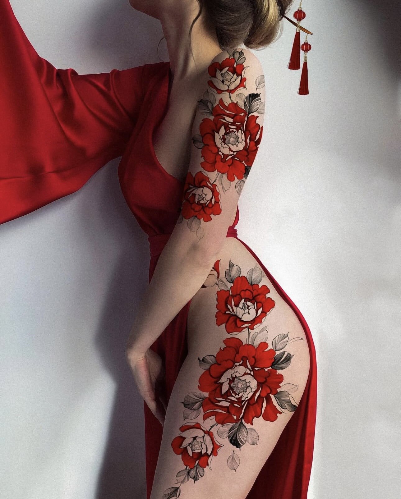 Тату-наклейки большой площади с красными цветами водонепроницаемы, износостойки и долговечны в течение 3-5 дней