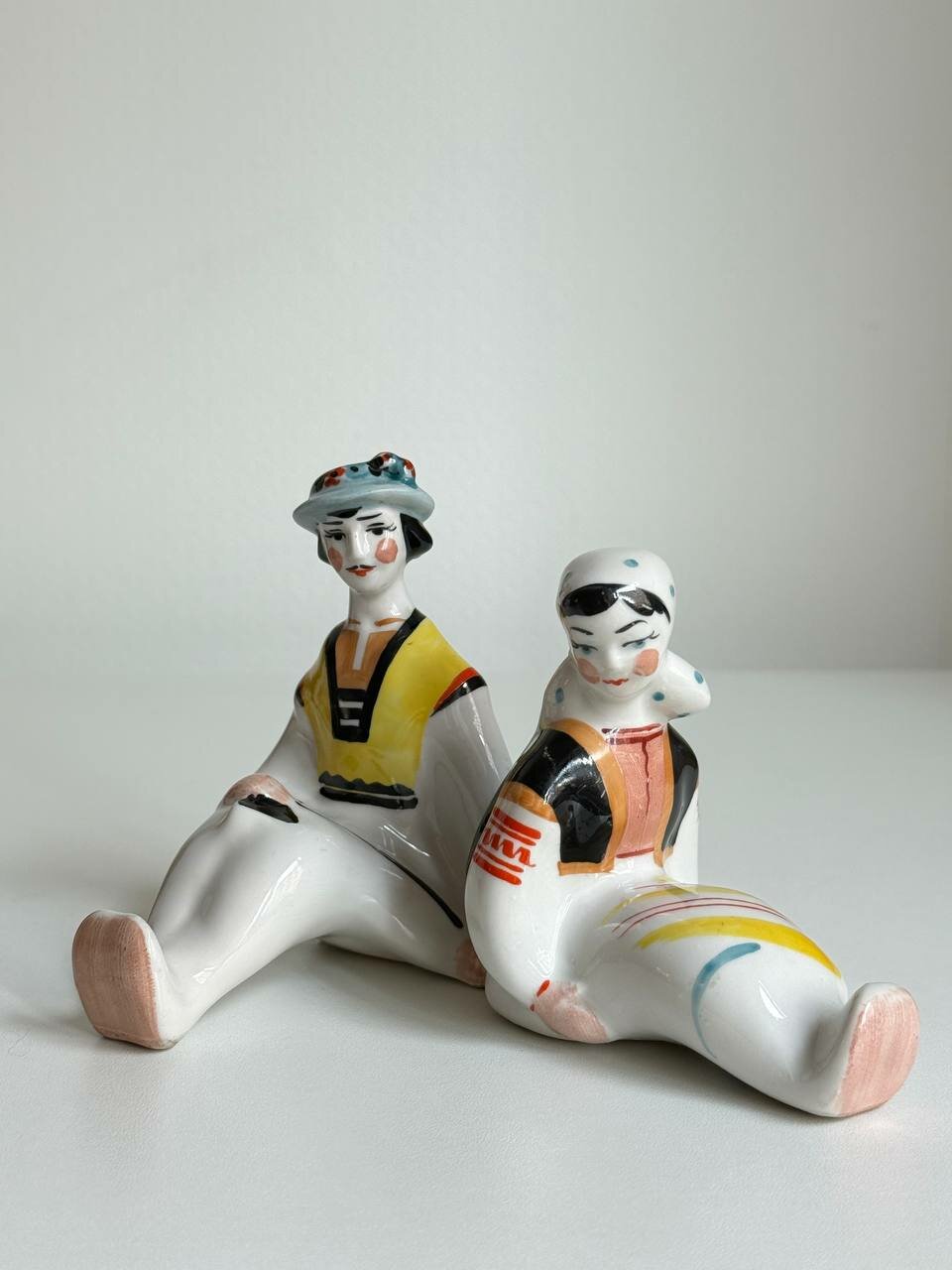 Парная статуэтка "Гуцулы на полоныне" Коростень. Фарфор. СССР. Дровосек и девушка. Небольшой сход эмали у девушки.