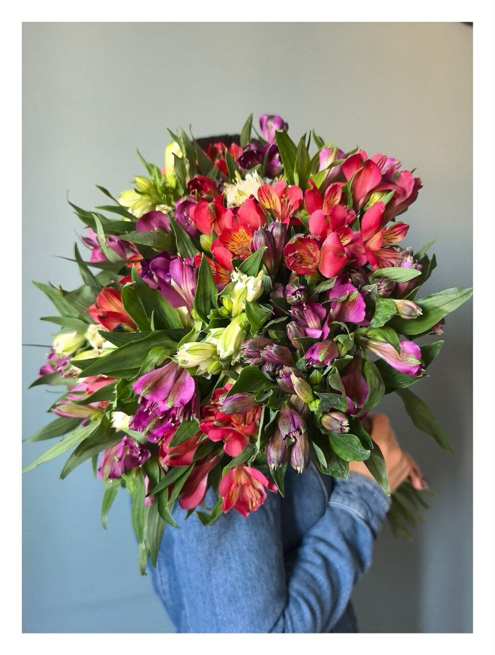 Букет живых цветов ярких альстромерий – взрыв красок и долгая радость!