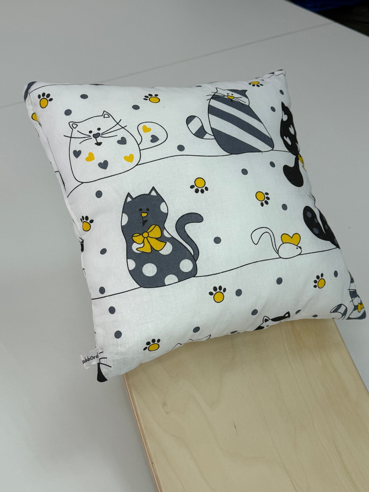 Подушка-чехол кошечки.
