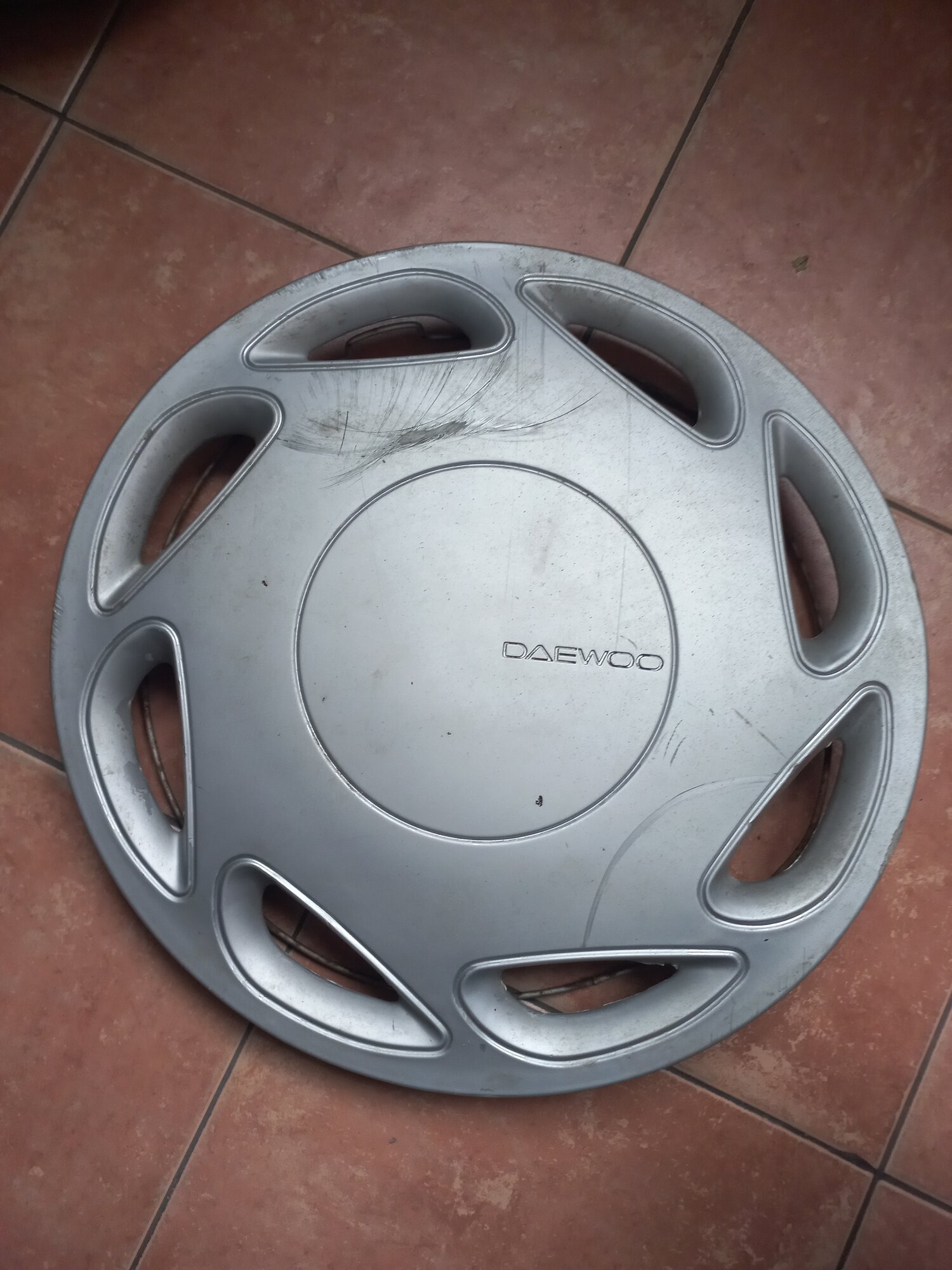 Колпак DAEWOO R15. Оригинал.Б/у.Без сколов и трещин.Все крепления целые.Возможны потертости.