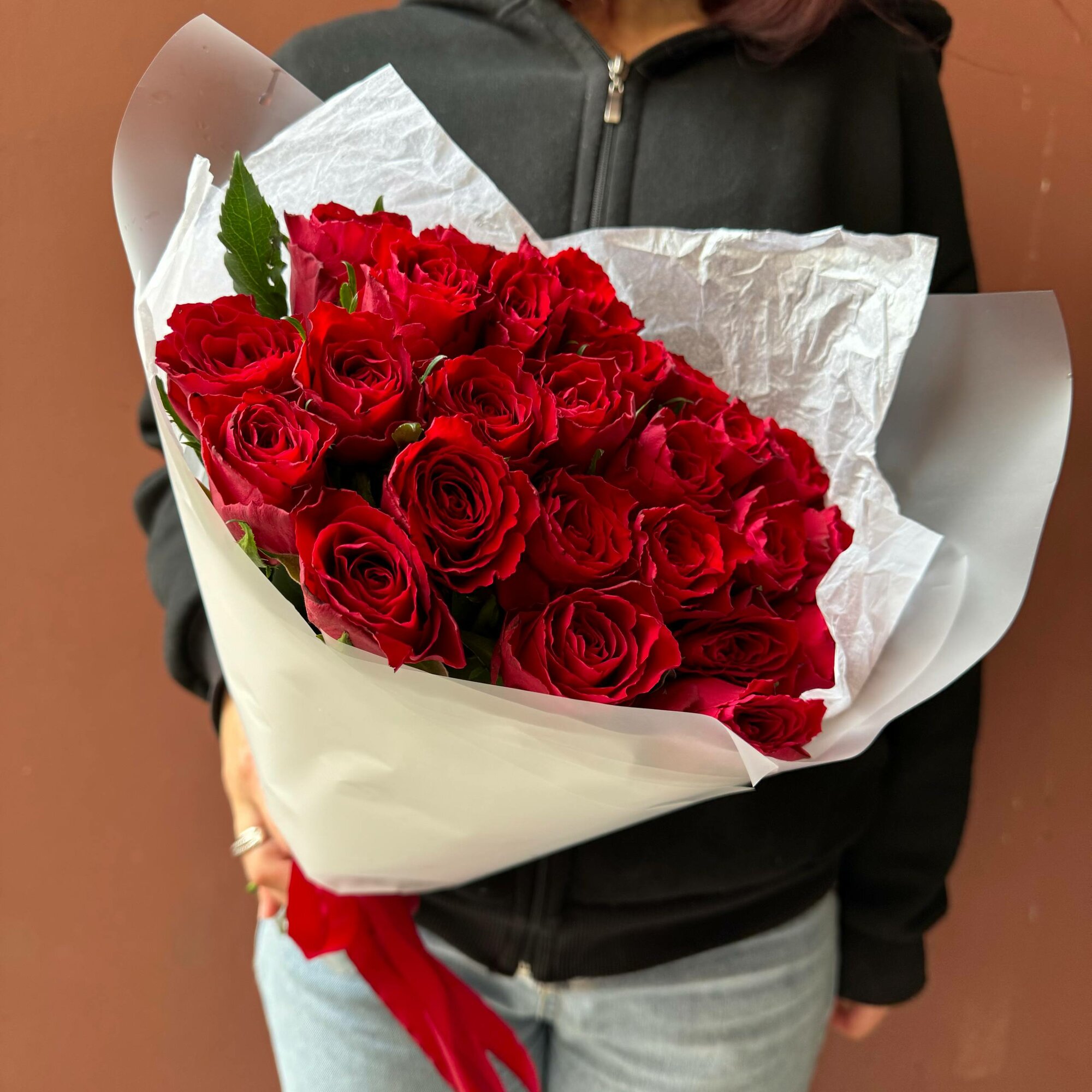 Букет красно-малиновых кенийских роз из 25 красно-малиновых кенийских роз, высота 40 см