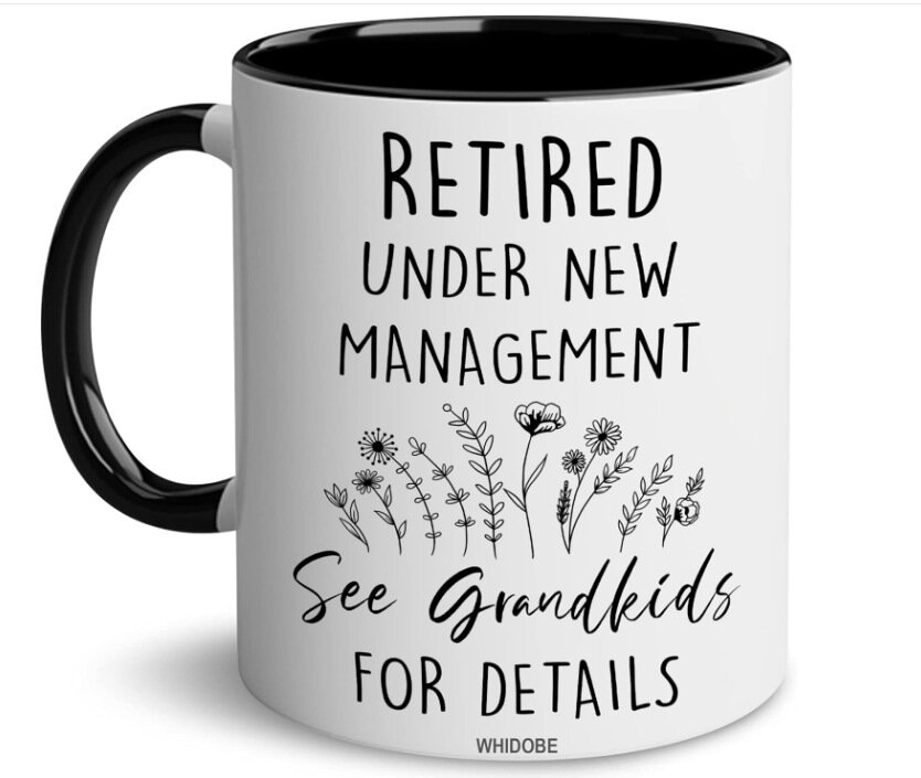 Забавная кофейная кружка «На пенсии под новым руководством» — юмористическая цитата о выходе на пенсию с цветочным узором, керамическая кружка, 400 м