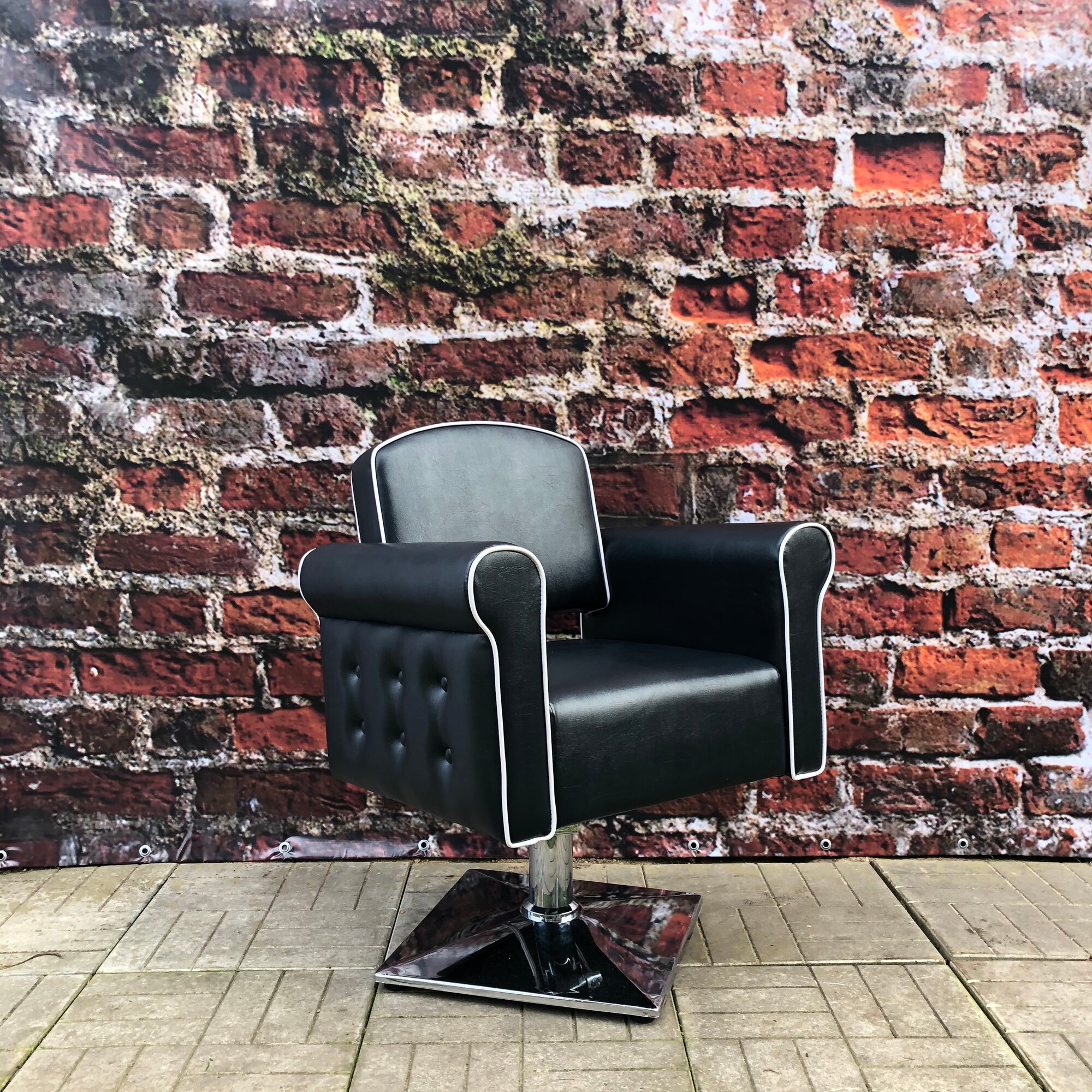 Парикмахерское кресло Денвер, квадратное основание, черный кожзам с белым кантом