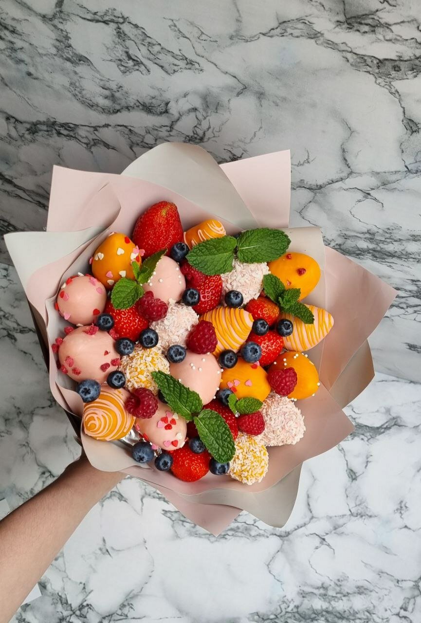 Букет из клубники в шоколаде «Оранжевое лето» яркий подарок для жены, мамы, дочери, сестры