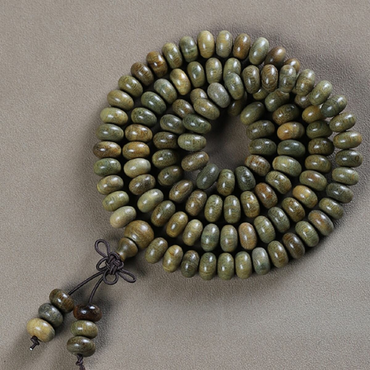 Буддийские Четки 108 бусин, зеленый сандал (6*10 мм)