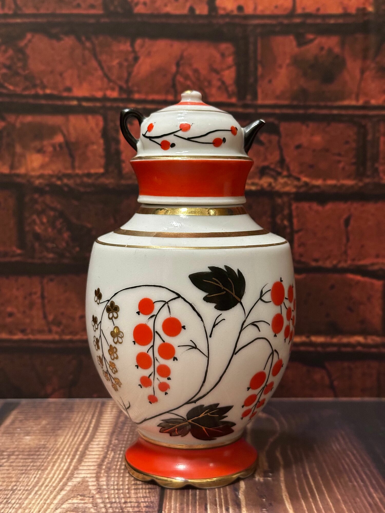 Винтажная чайница "Черная смородина". Фарфор ЛФЗ. СССР, 1950е.
