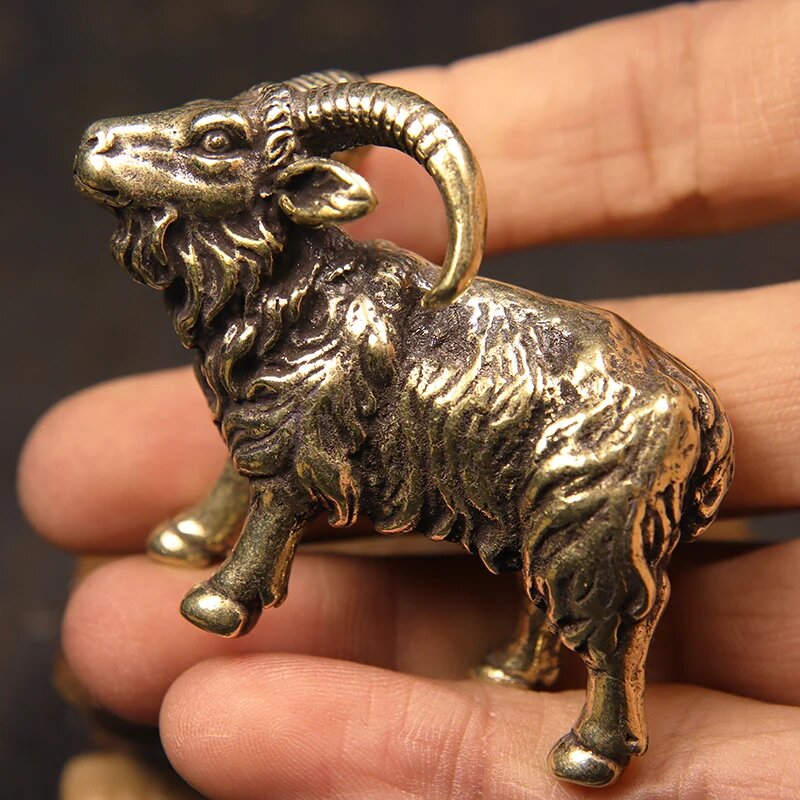 Миниатюрная статуэтка козы из меди