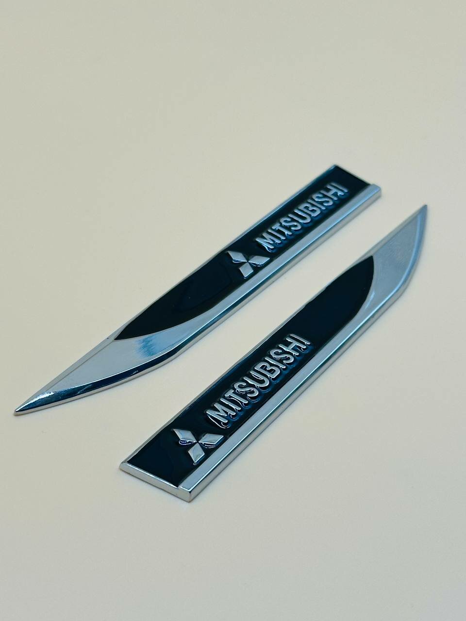 Шильдики Mitsubishi на автомобиль на крылья 2шт