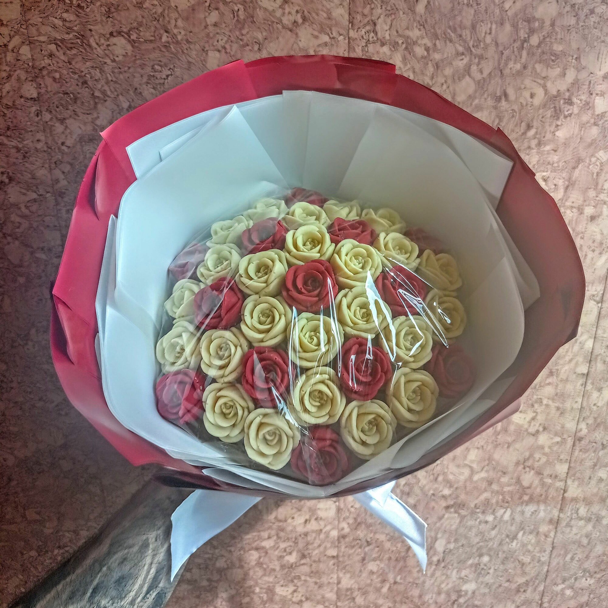 Сладкий букет на день рождения/юбилей/14 февраля Из 37 Шоколадных Роз красный белый 444г