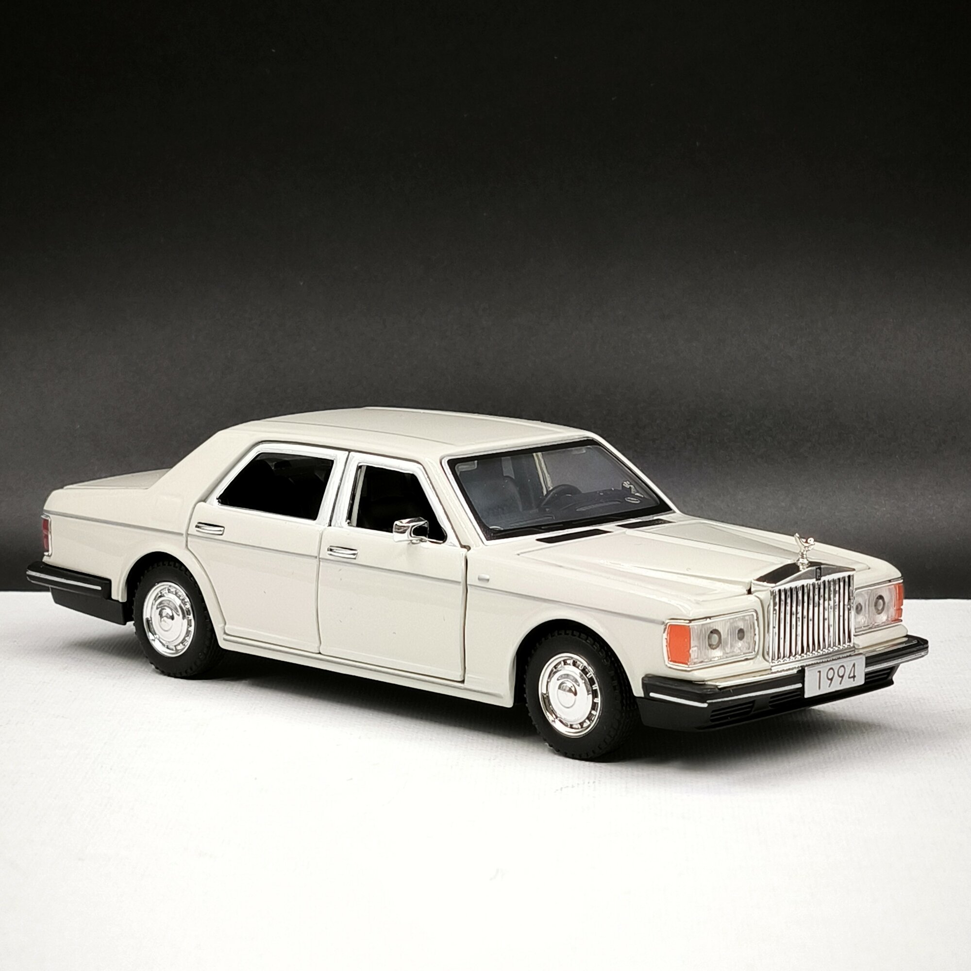 Металлическая машинка Rolls-Royce Silver Spur с световым и звуковым сопровождением. Масштаб 1:32