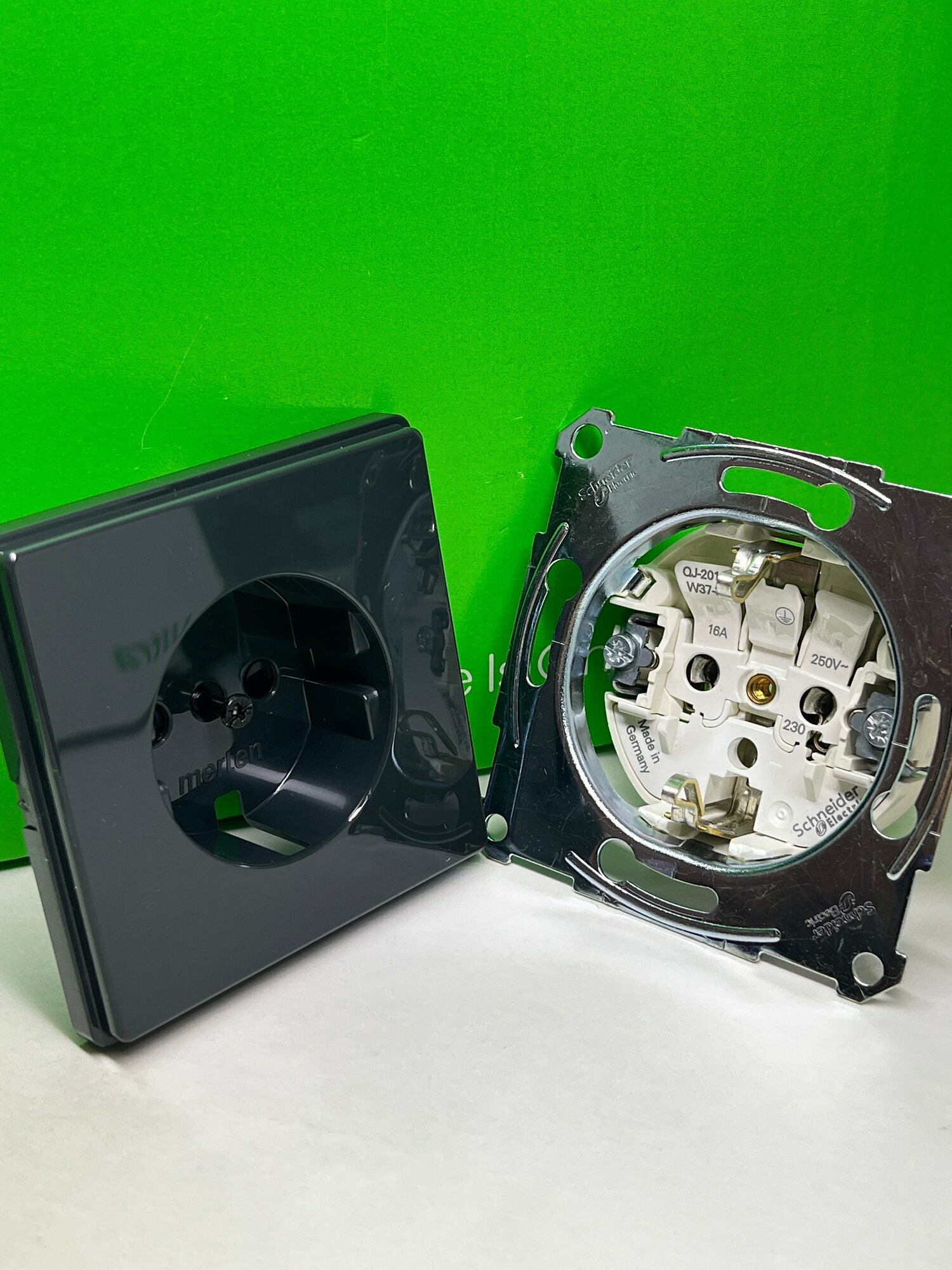 Розетка Schneider Electric "Schuko" Merten Aquadesign с защитными шторками. Антрацит MTN2300-7214