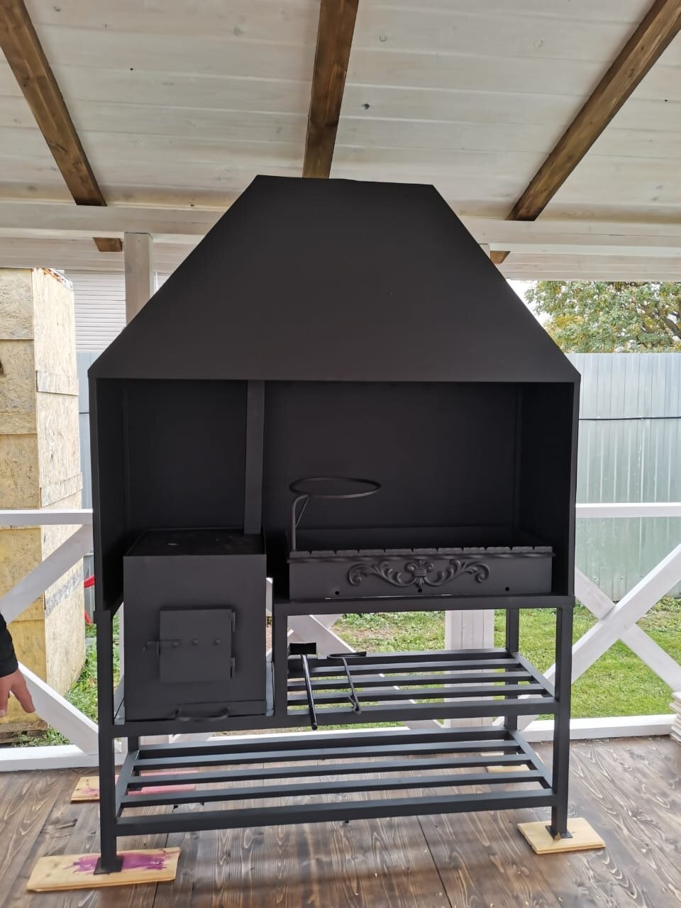 Мангал с вытяжкой и печкой под казан для дачи с вытяжным зонтом для беседки и навеса, мангальная зона с вытяжкой