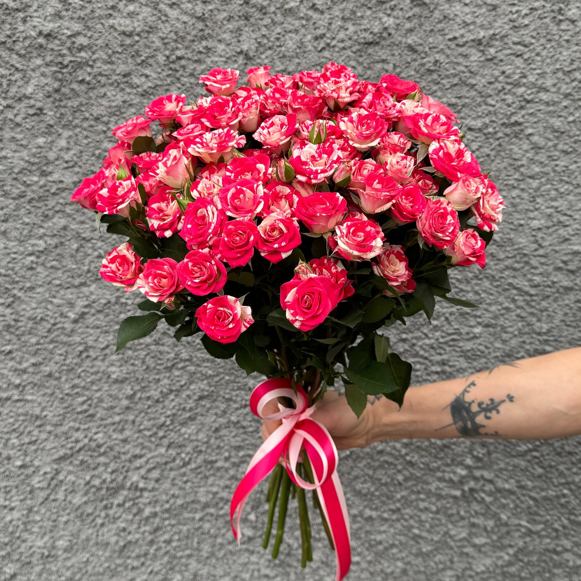 Букет цветов из 21 кустовой розы 50см / Арт. 575692 / Радуга Букет