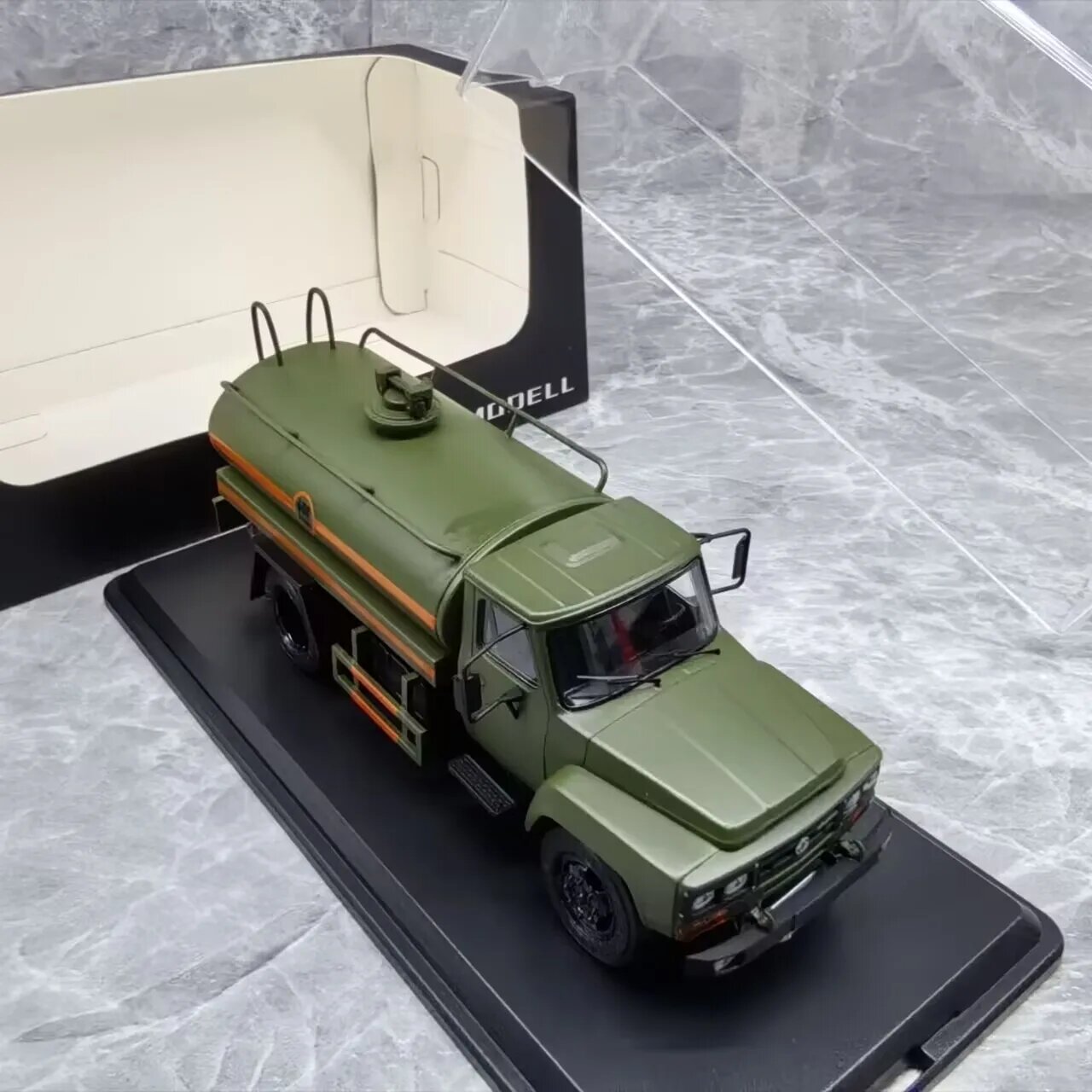 Модель танкер 1:43 металлическая Red