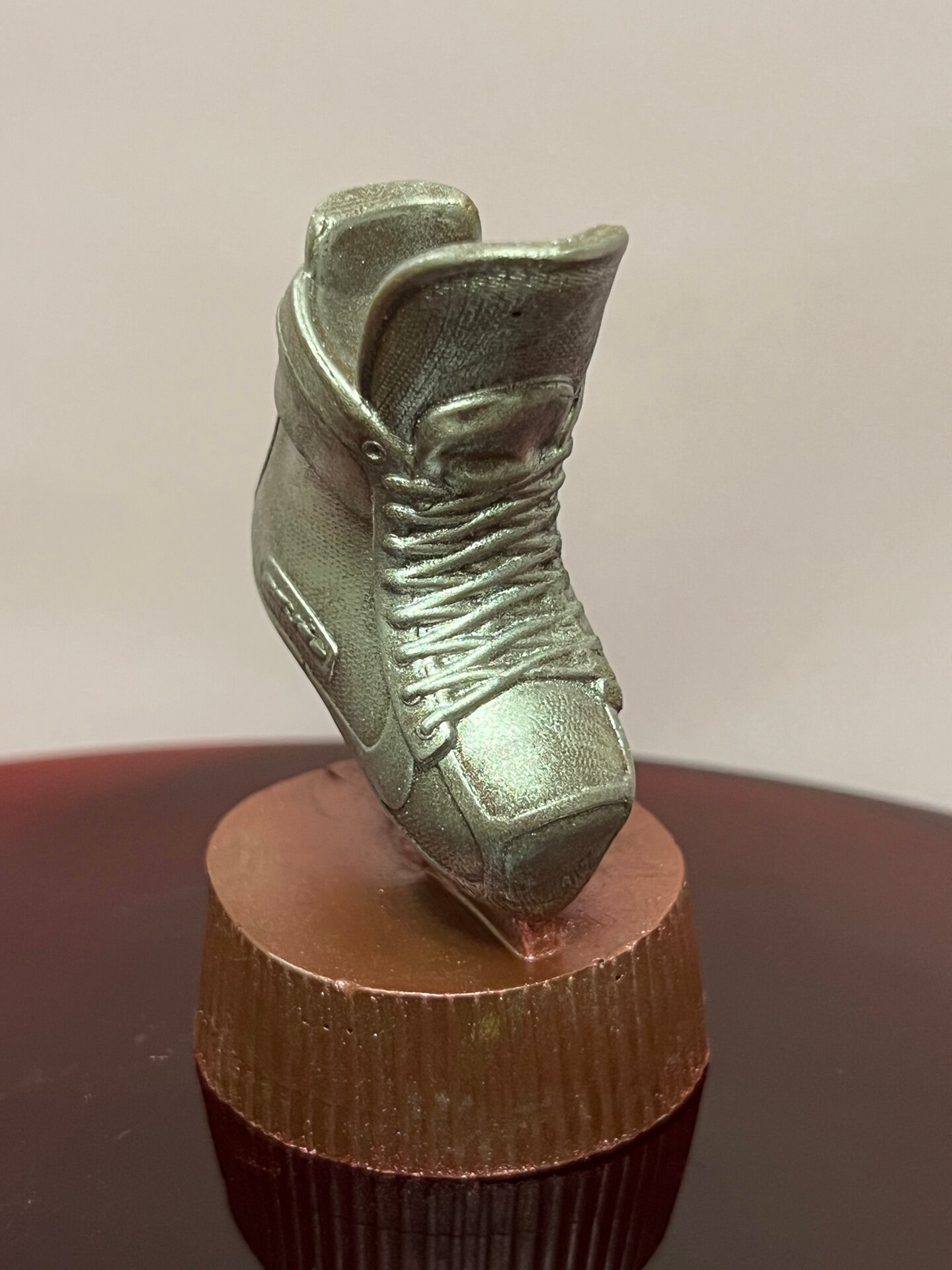 Шоколадная фигура "Коньки с шайбой", темный шоколад, ручная работа