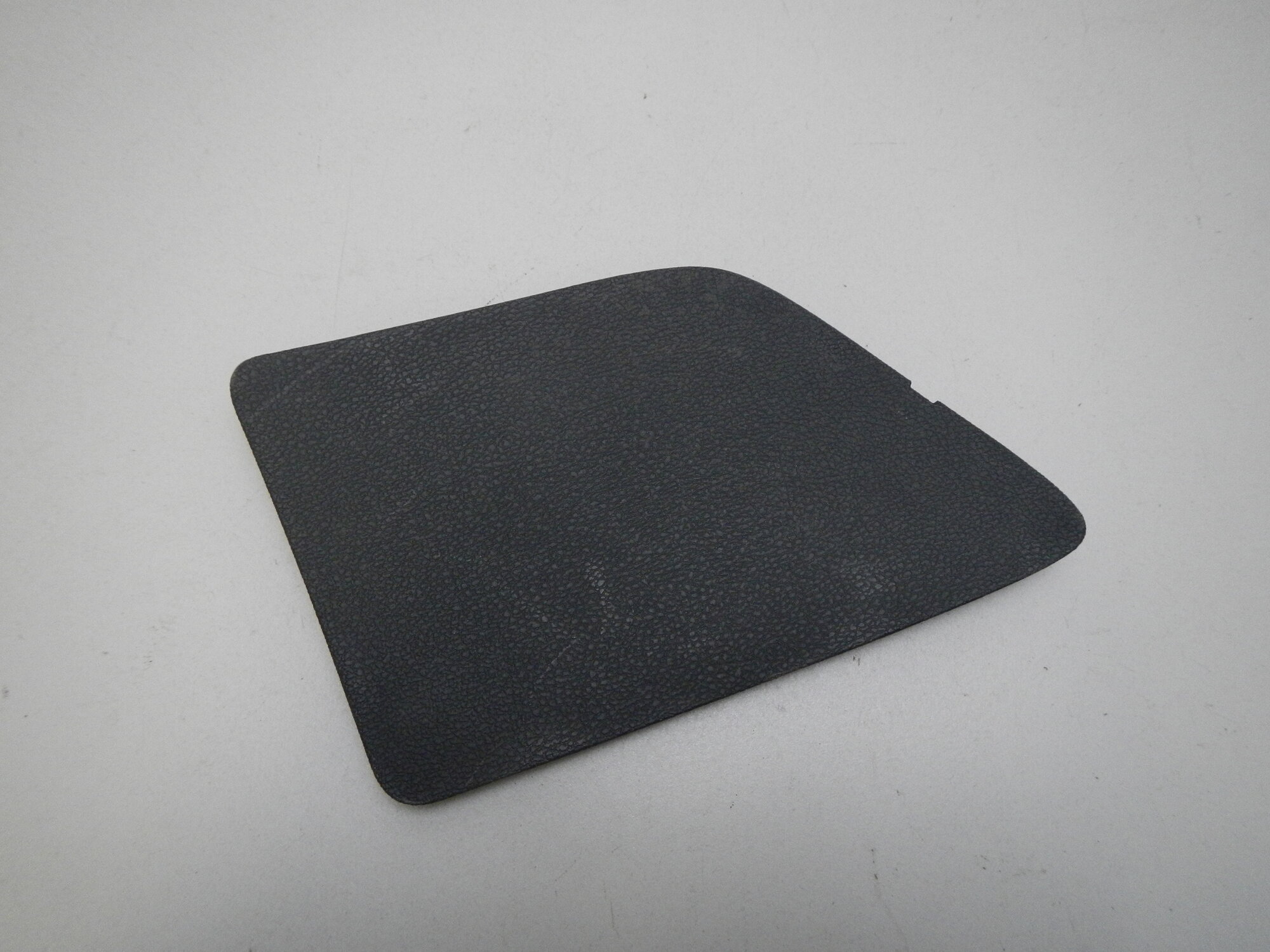 Б/У Заглушка (Кузов внутри), Geely (Джили)-COOLRAY (20-) GEELY COOLRAY (20-) правая обшивки двери багажника Царапины. 630...