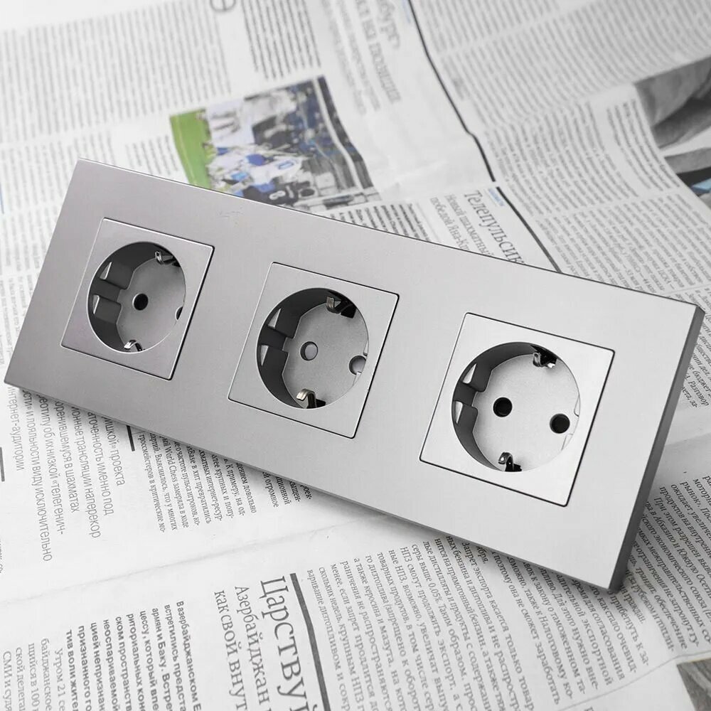 Розетки серые тройные с заземлением защитными шторками от детей, евророзетки из abs-пластика